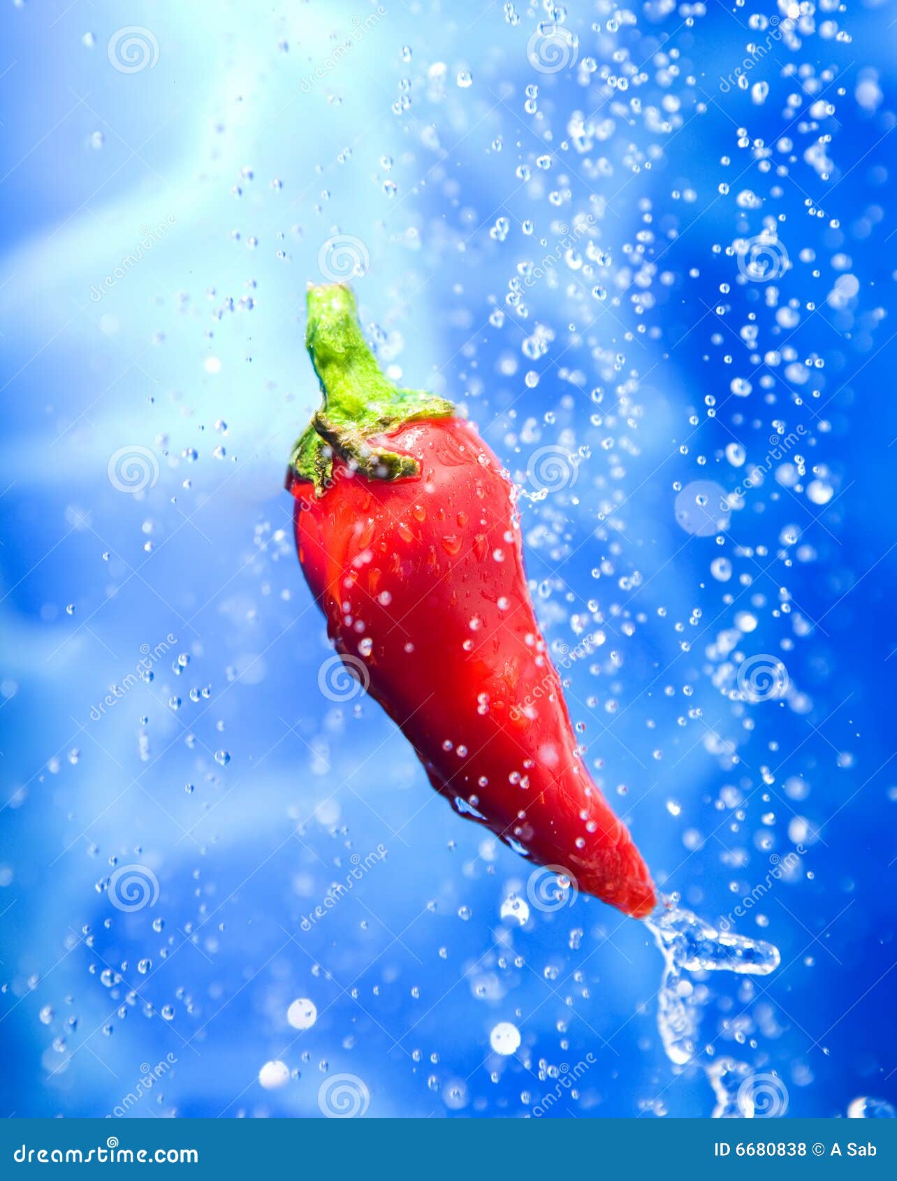 De Peper Van Spaanse Pepers in Een Waterplons Stock Foto - Image of ...