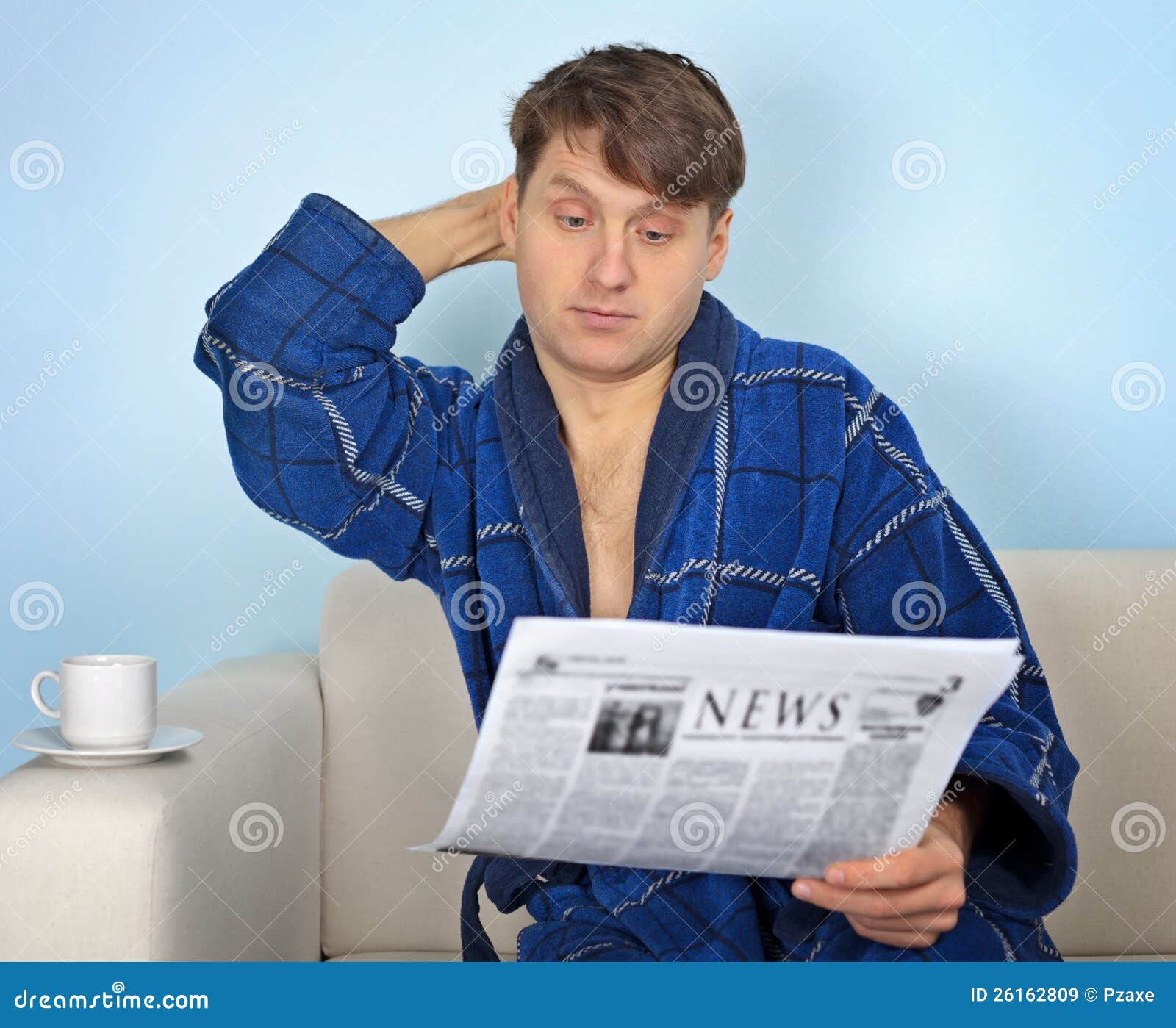 De Persoon Leest Een Krant Met Pensiveness Stock Afbeelding - Image of ...