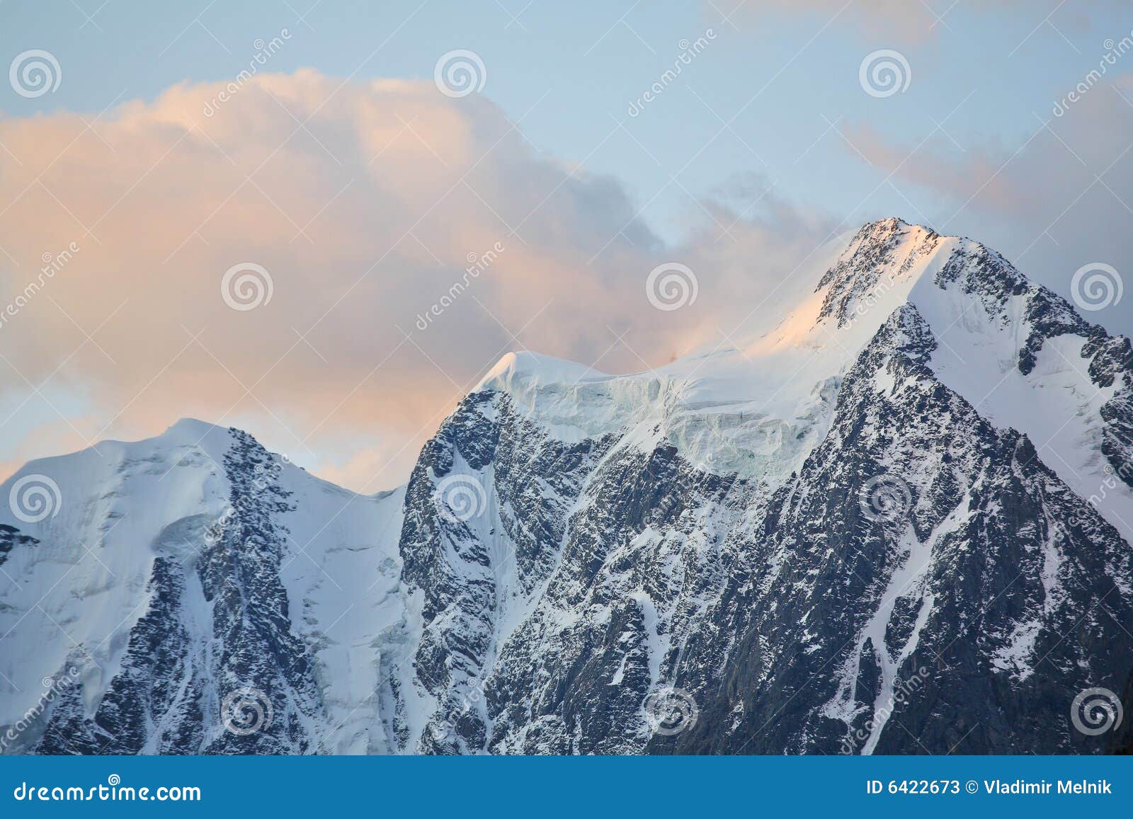 De Piek Van De Berg Bij Zonsondergang Stock Afbeelding - Image of ...