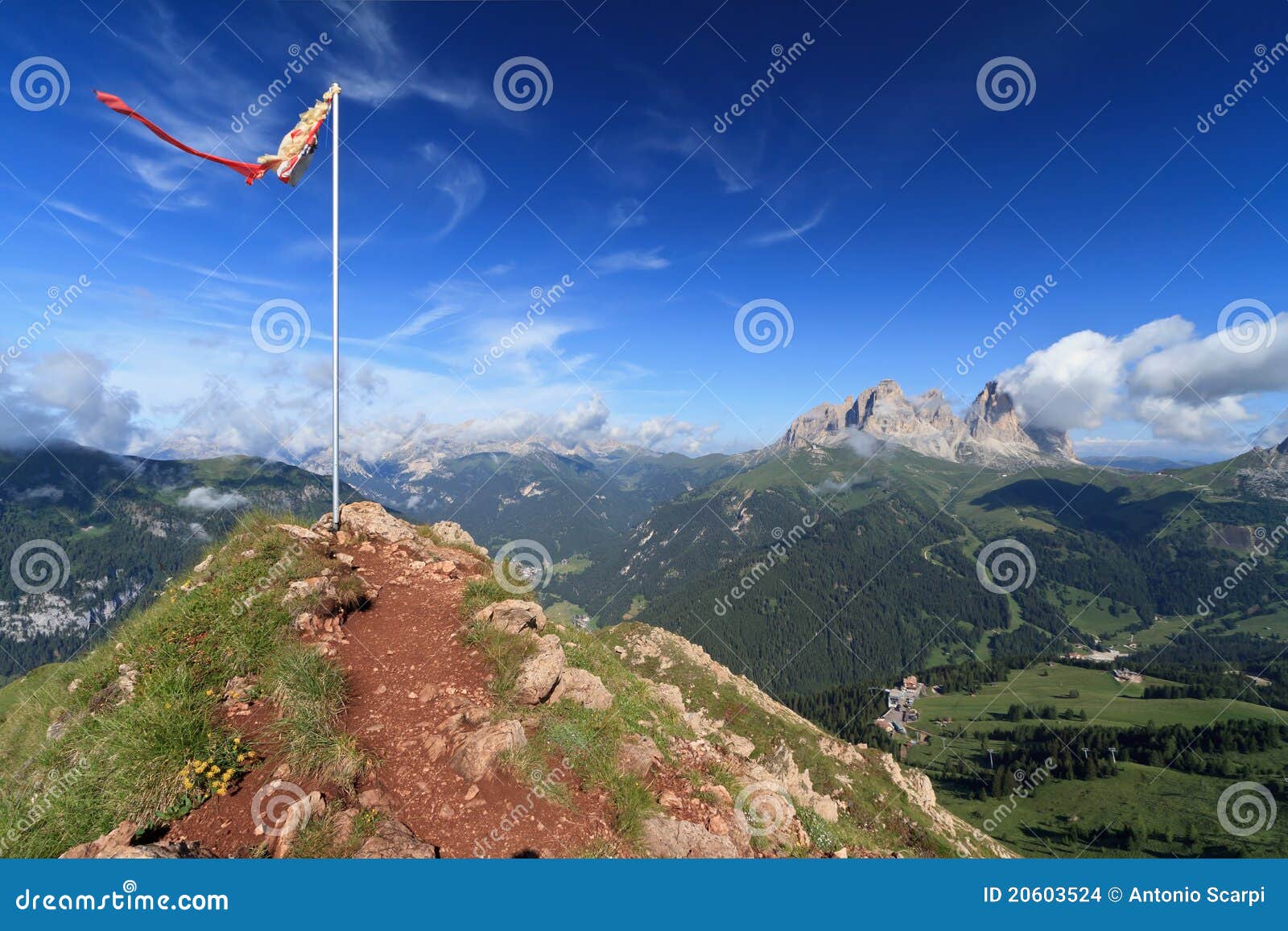 De Piek Van De Berg Met Vlag Stock Foto - Image of nave, hoog: 20603524