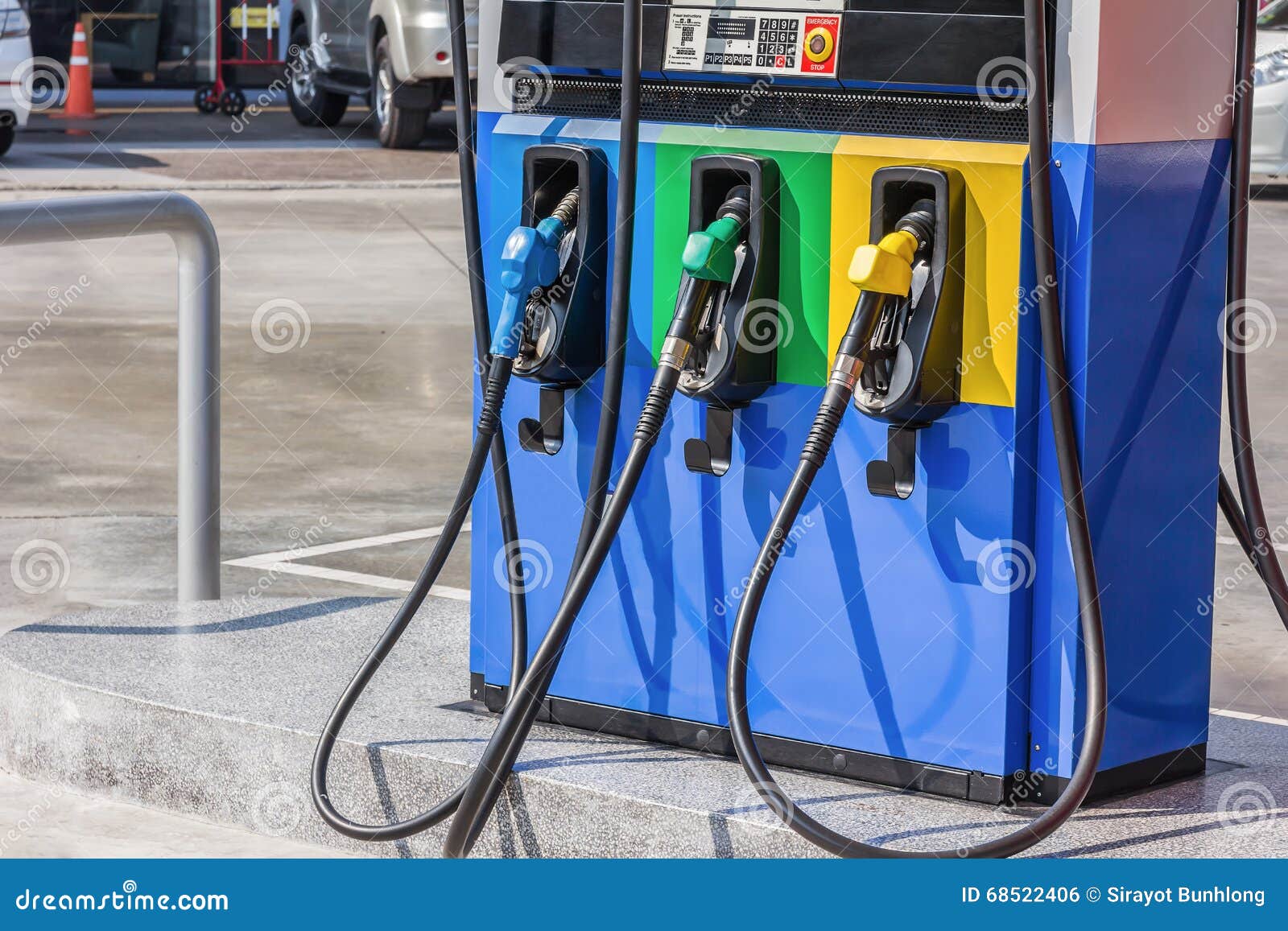 De Pijpen Van De Benzinepomp in Een Benzinestation Stock Foto - Image ...