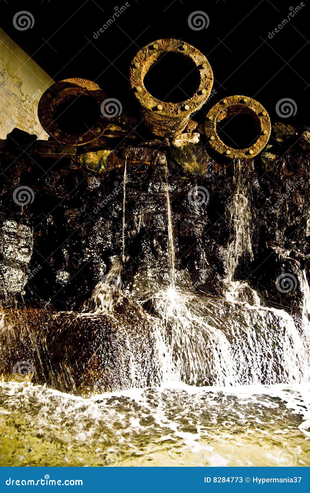 De pijpen van het riool stock afbeelding. Image of stortplaats - 8284773