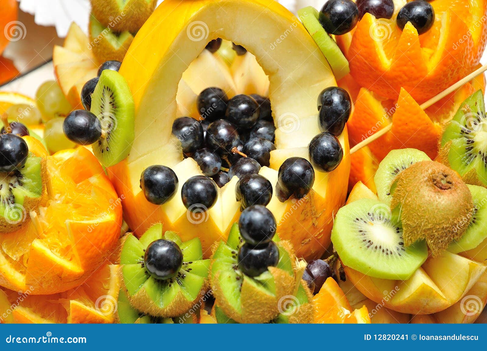 De Plaat van het fruit stock afbeelding. Image of snijden - 12820241