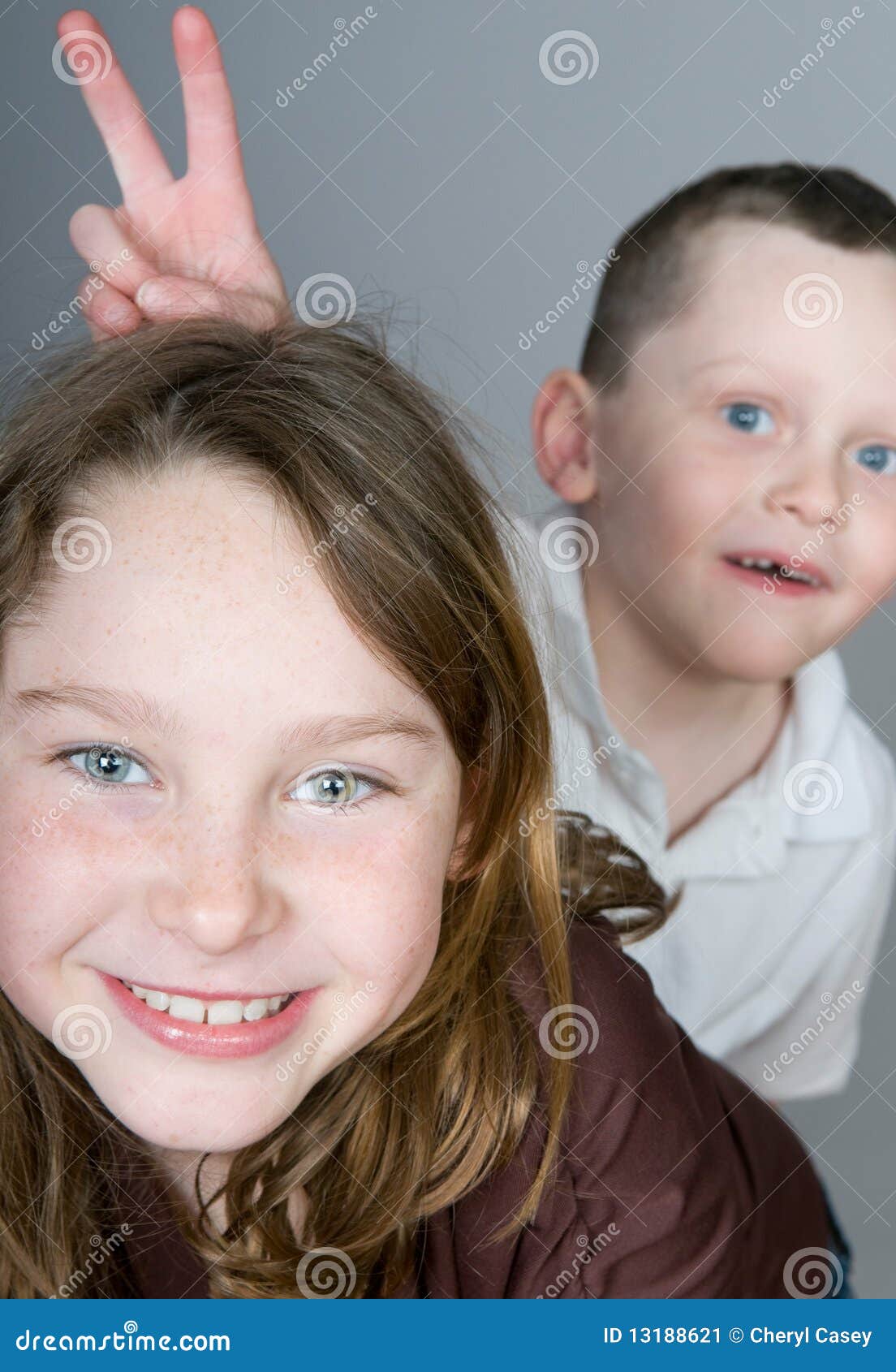 De Plagende Zuster Van De Broer Stock Afbeelding - Image of gelukkig ...