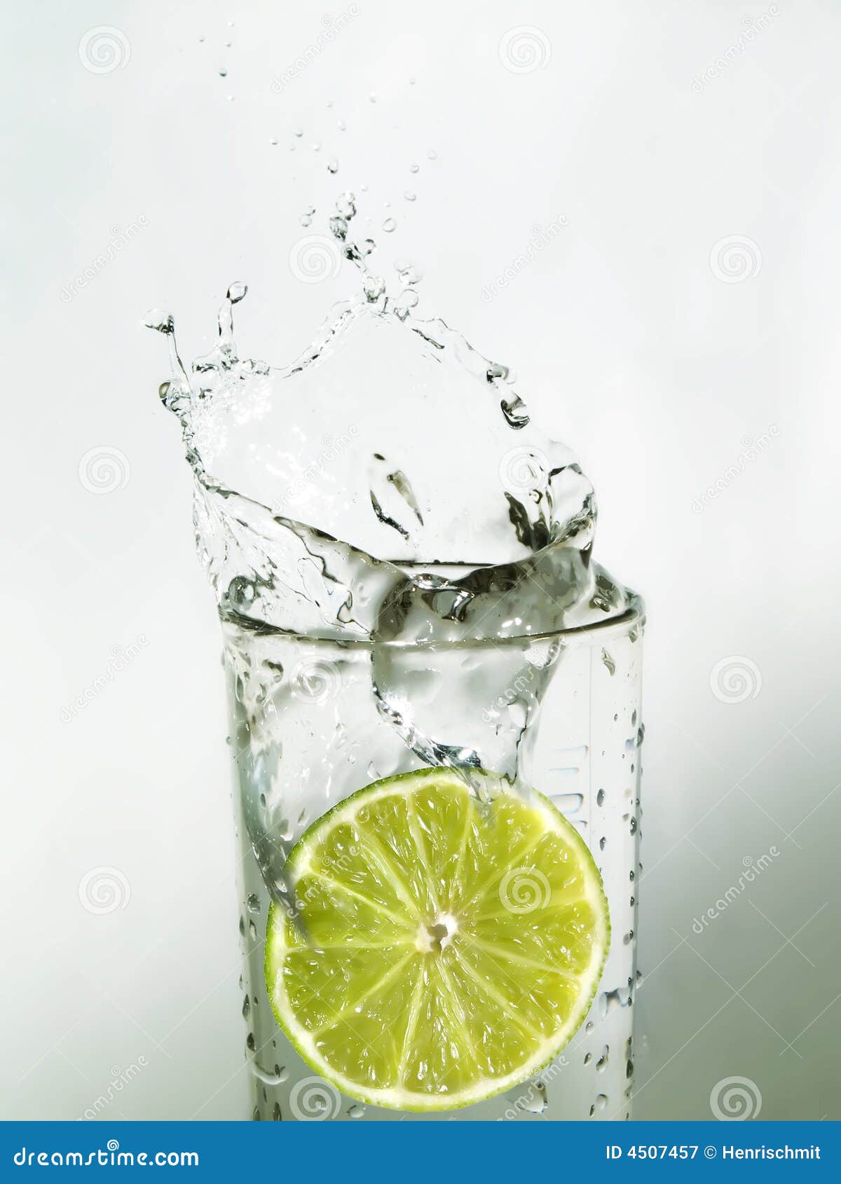 De Plak Van De Kalk in Water Stock Afbeelding - Image of zuiver ...