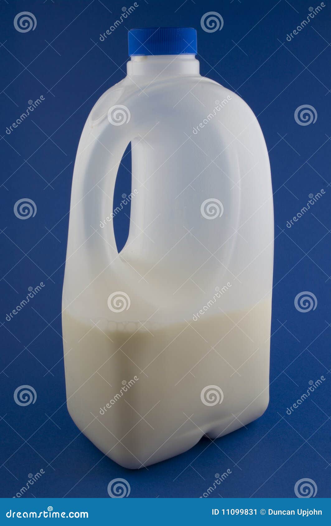 De Plastic Fles Van De Melk 2 Liter Stock Afbeelding - Image of drank ...