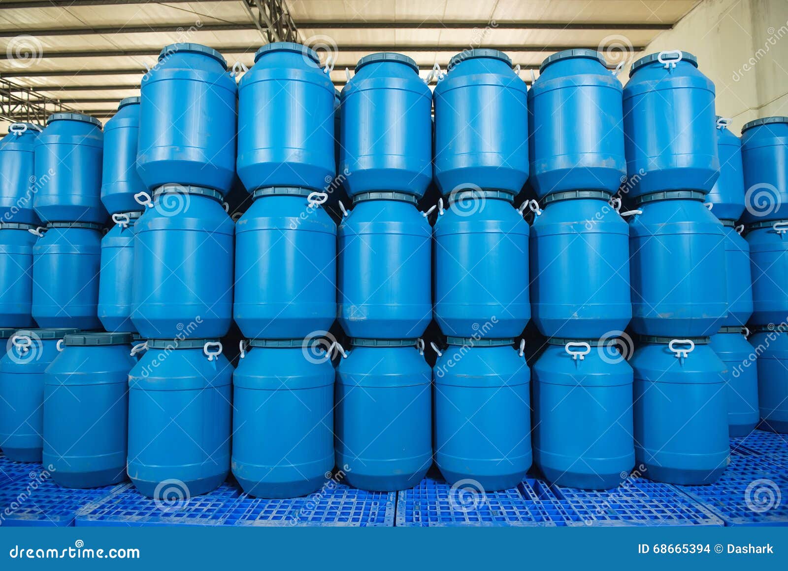 De Plastic Vaten Bevatten in Installatie Stock Foto - Image of bevat ...