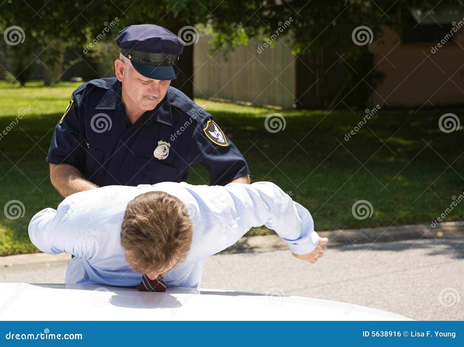 De Politieagent Arresteert Bestuurder Stock Foto - Image of baan ...