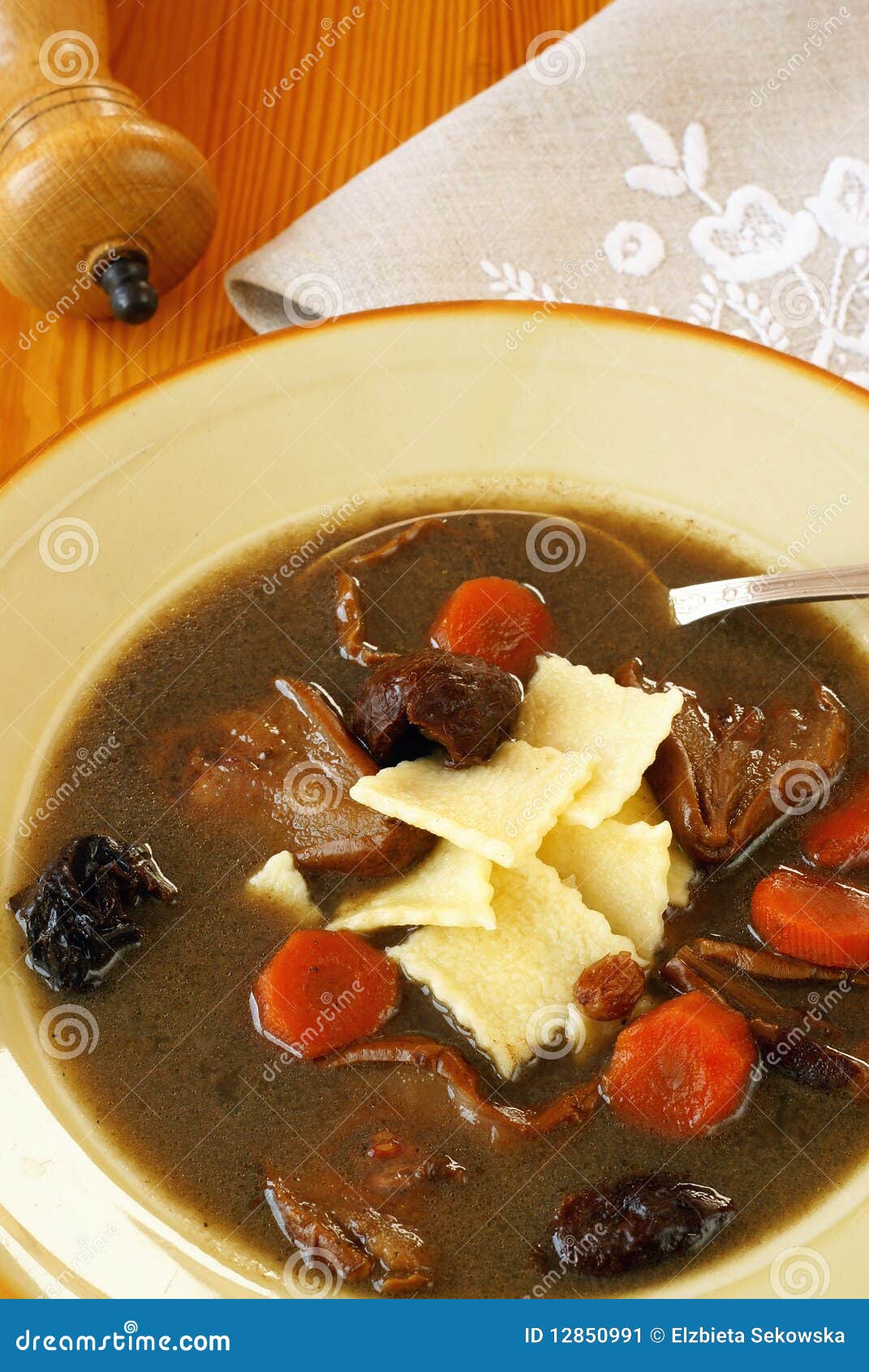 De Poolse Soep Van Het Bloed Van De Eend (Zwarte Soep - Czernina) Stock ...