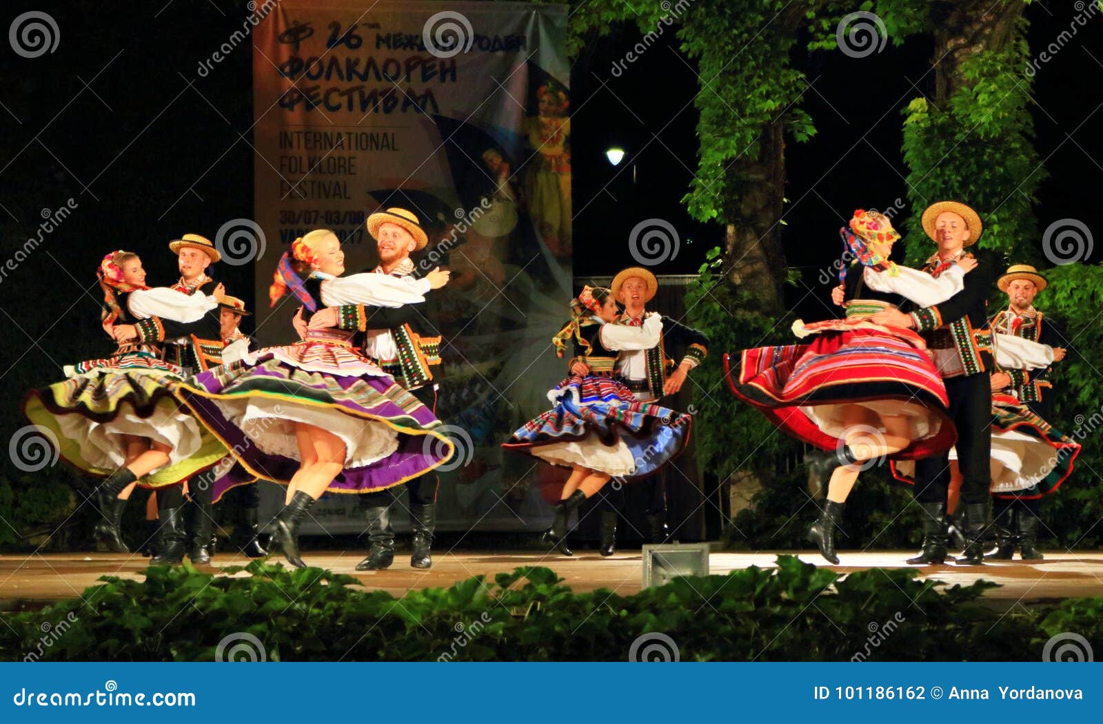 De Poolse Traditionele Prestaties Van Het Dansstadium Redactionele ...