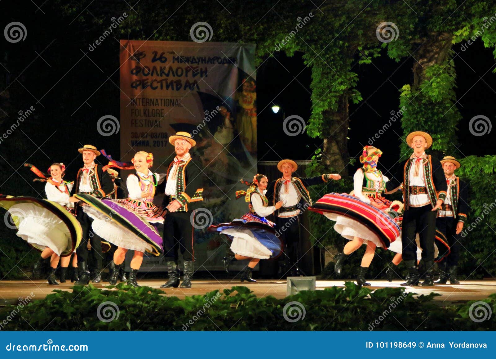 De Poolse Traditionele Prestaties Van Het Dansstadium Redactionele ...