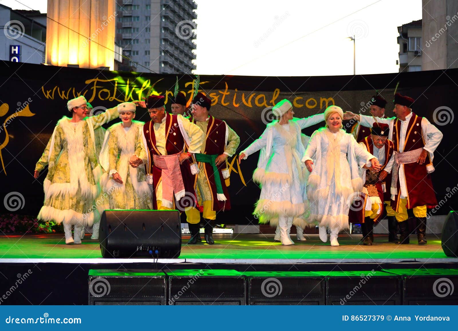 De Poolse Traditionele Prestaties Van Het Dansstadium Redactionele ...