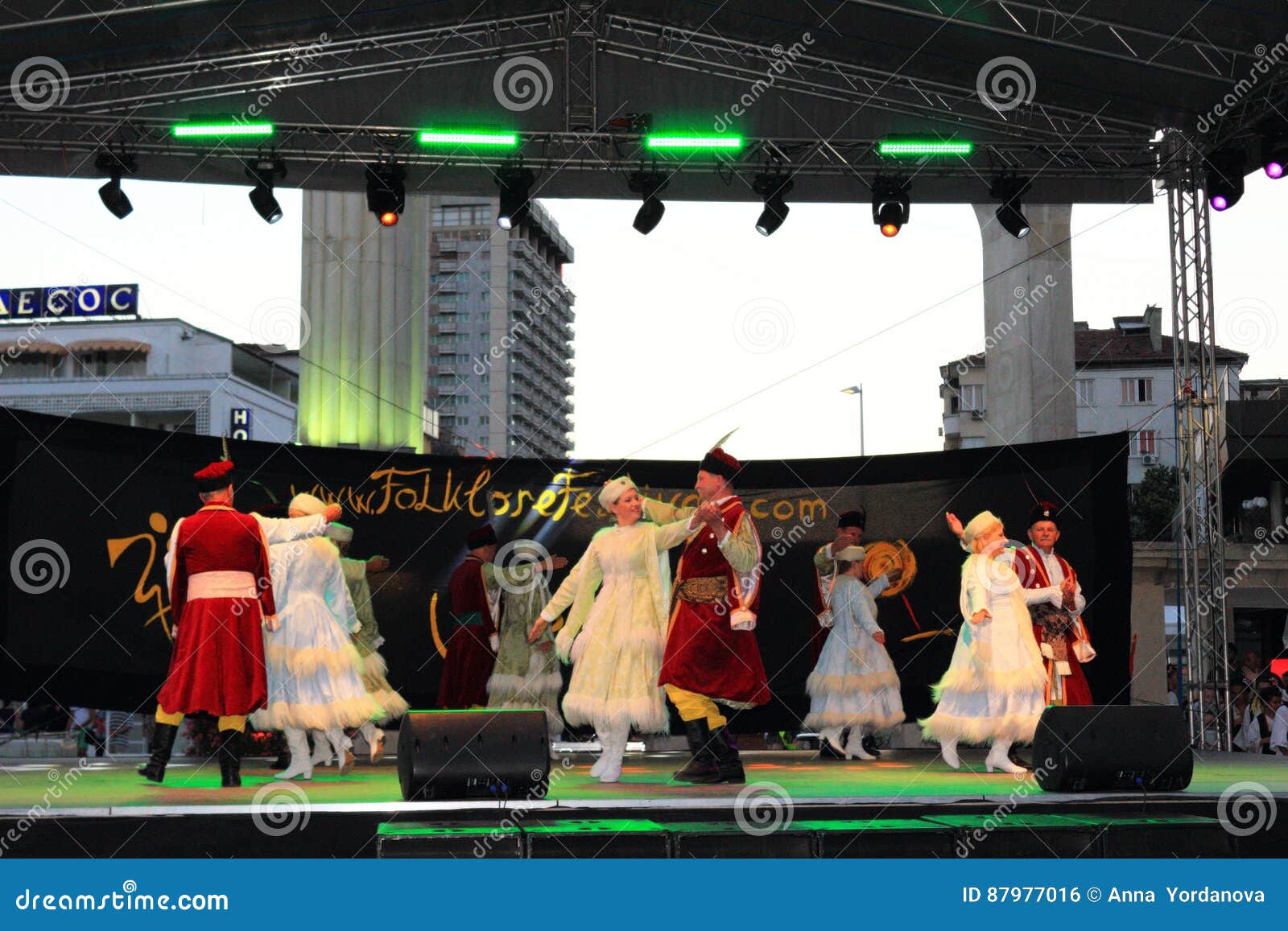 De Poolse Traditionele Prestaties Van Het Dansstadium Redactionele Foto ...