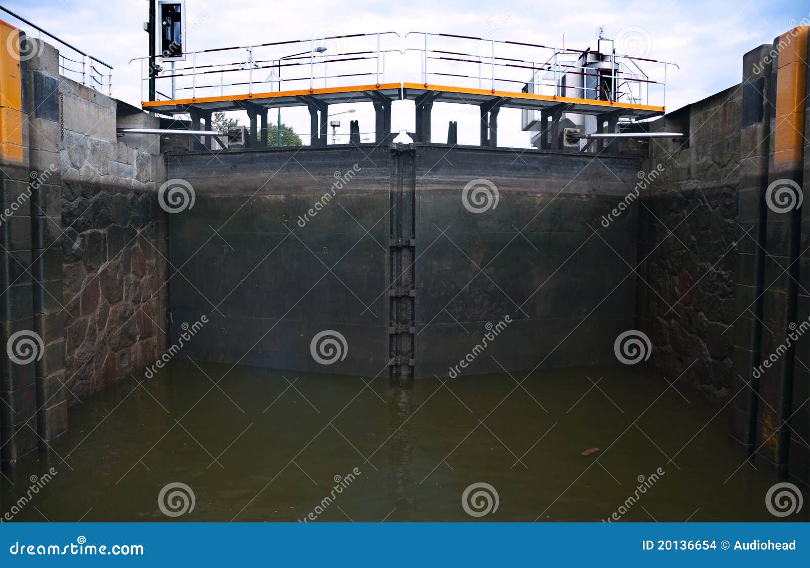 De Poort van de sluis stock foto. Image of water, kamer - 20136654