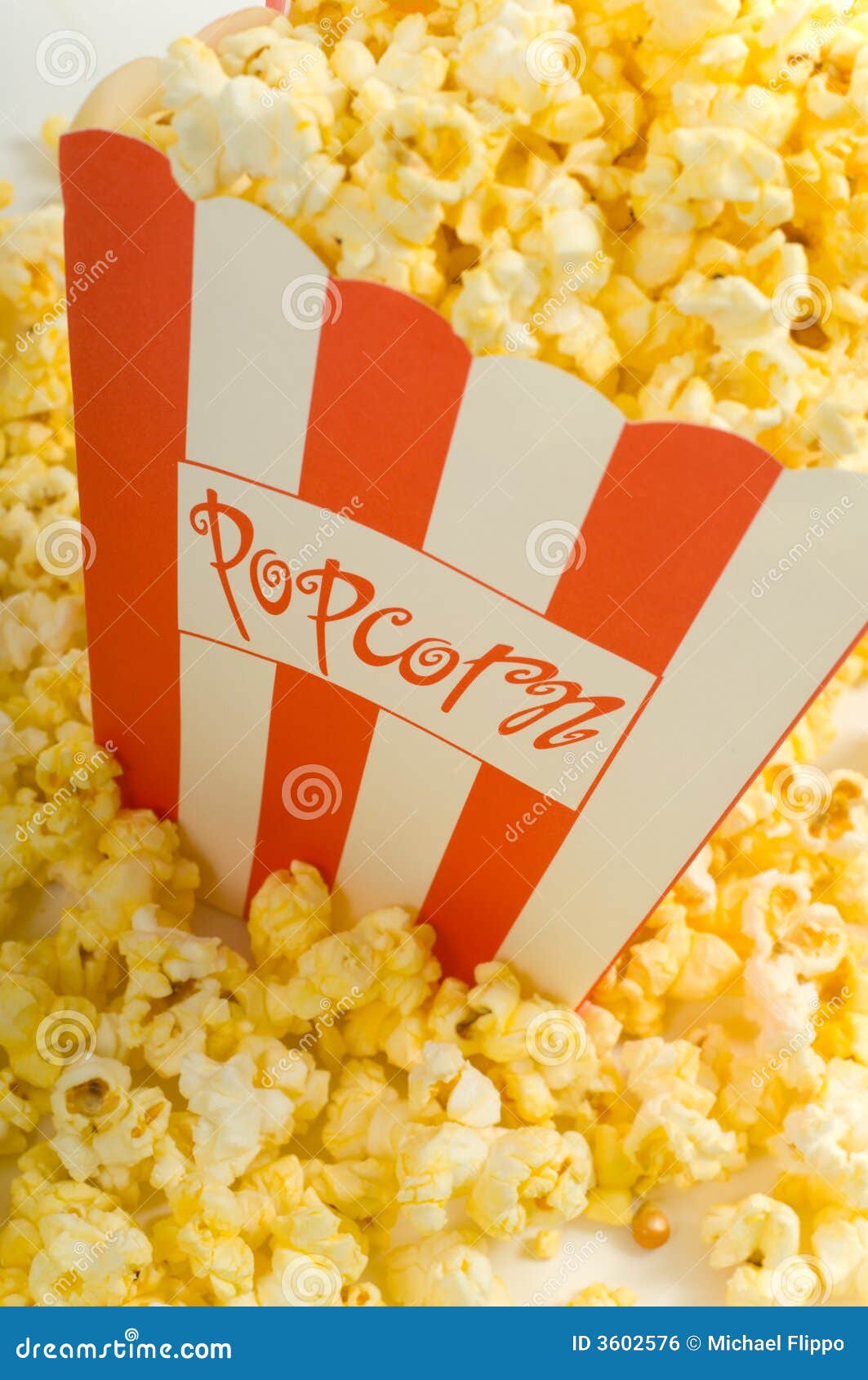 De Popcorn van de film stock foto. Image of voedsel, gestreept - 3602576
