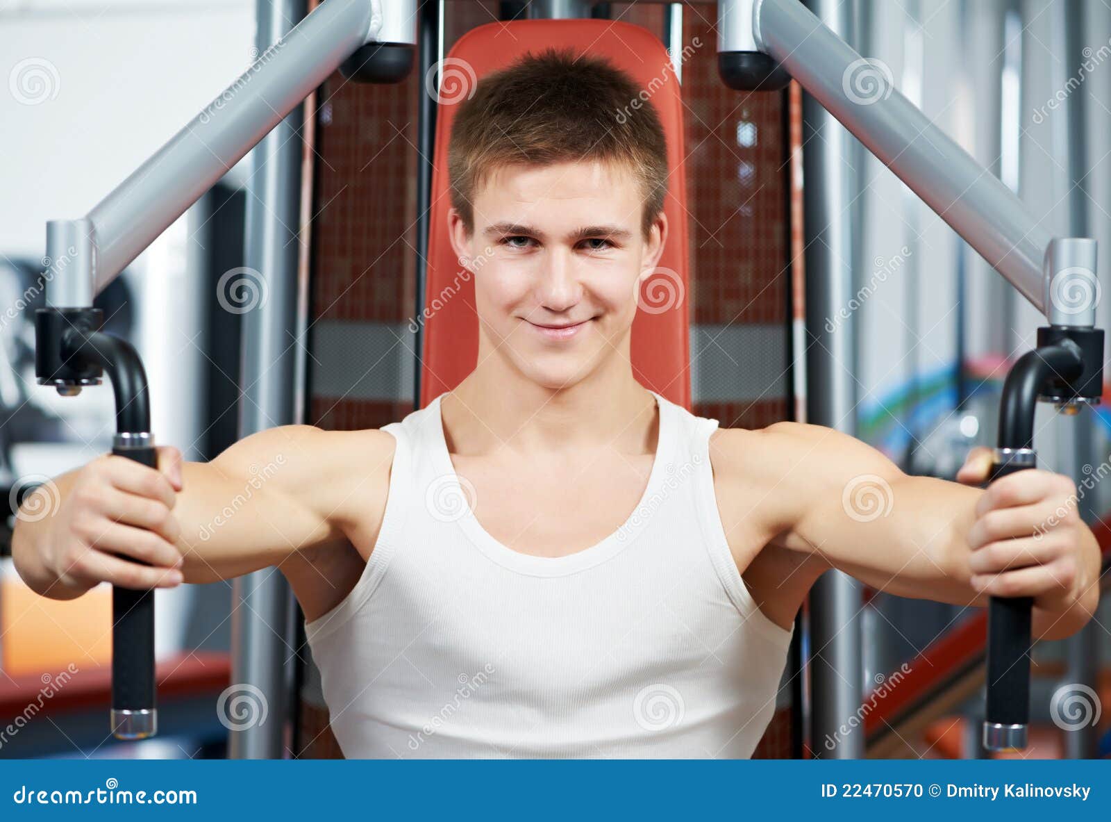 De Positieve Mens Bij Borst Oefent Machine Uit Stock Foto - Image of ...