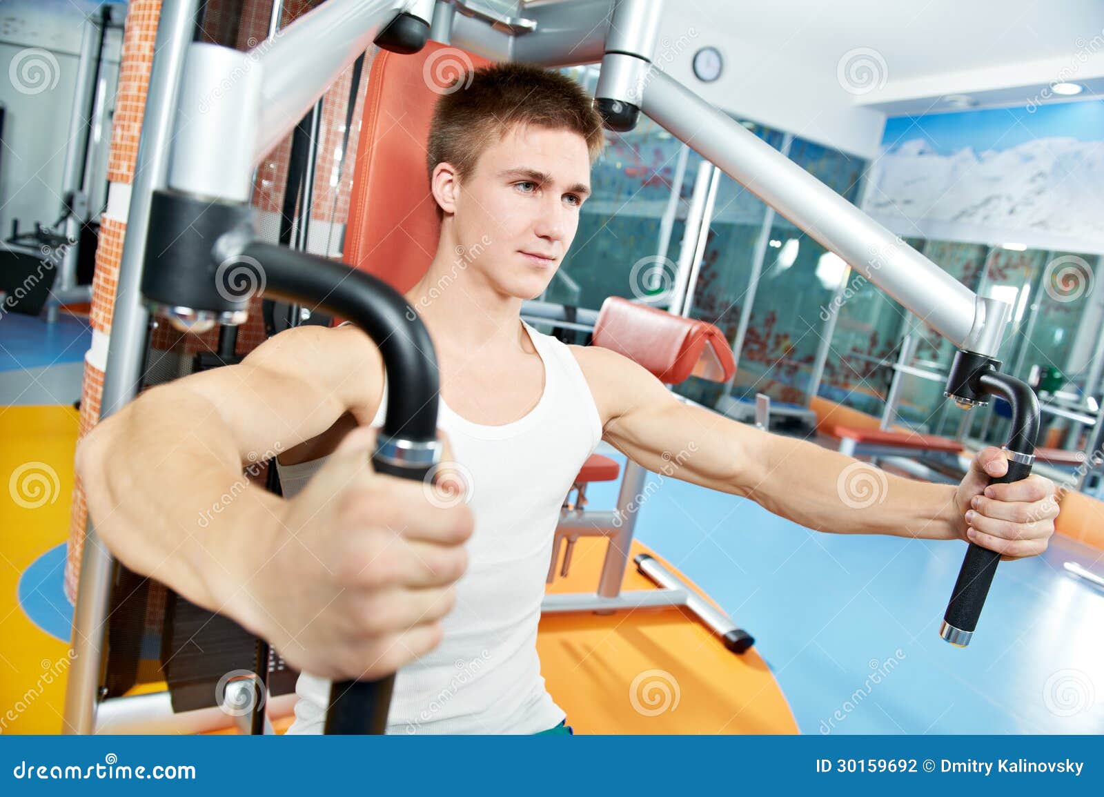 De Positieve Mens Bij Borst Oefent Machine Uit Stock Foto - Image of ...