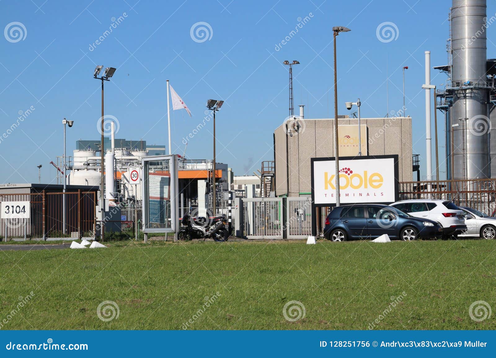 De Post Van De Benzinelading Van Koole-terminals in Haven 3110 in ...