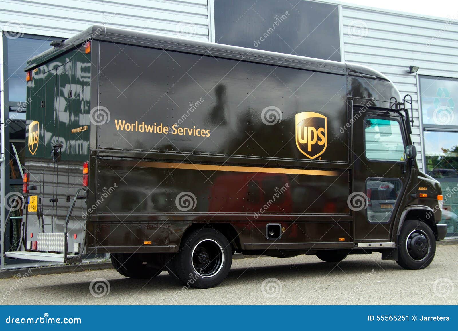 De Postdelevery Vrachtwagen Van UPS - Mercedes Redactionele Foto ...