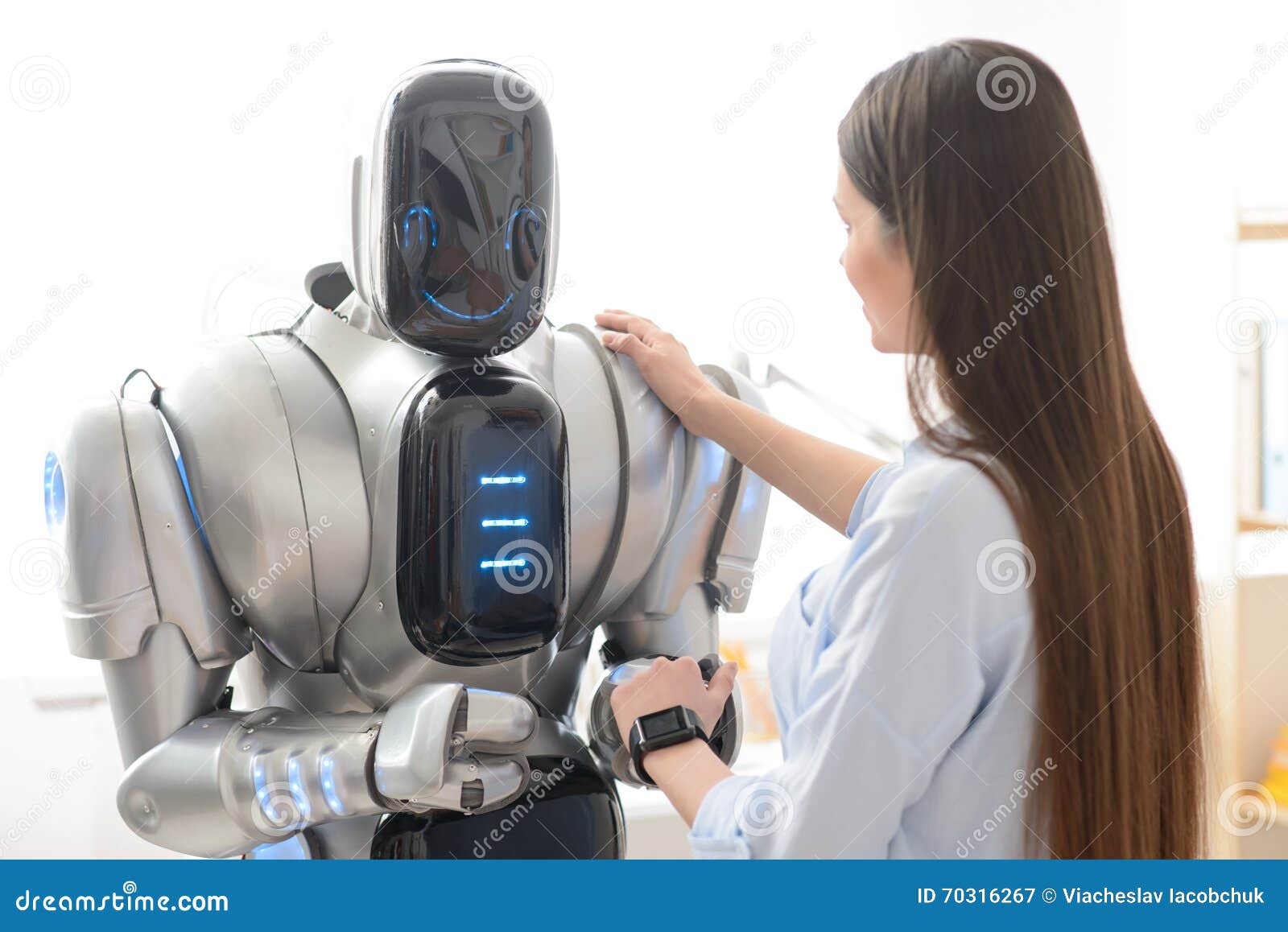 De Prettige Hand Van De Meisjesholding Van De Robot Stock Afbeelding ...