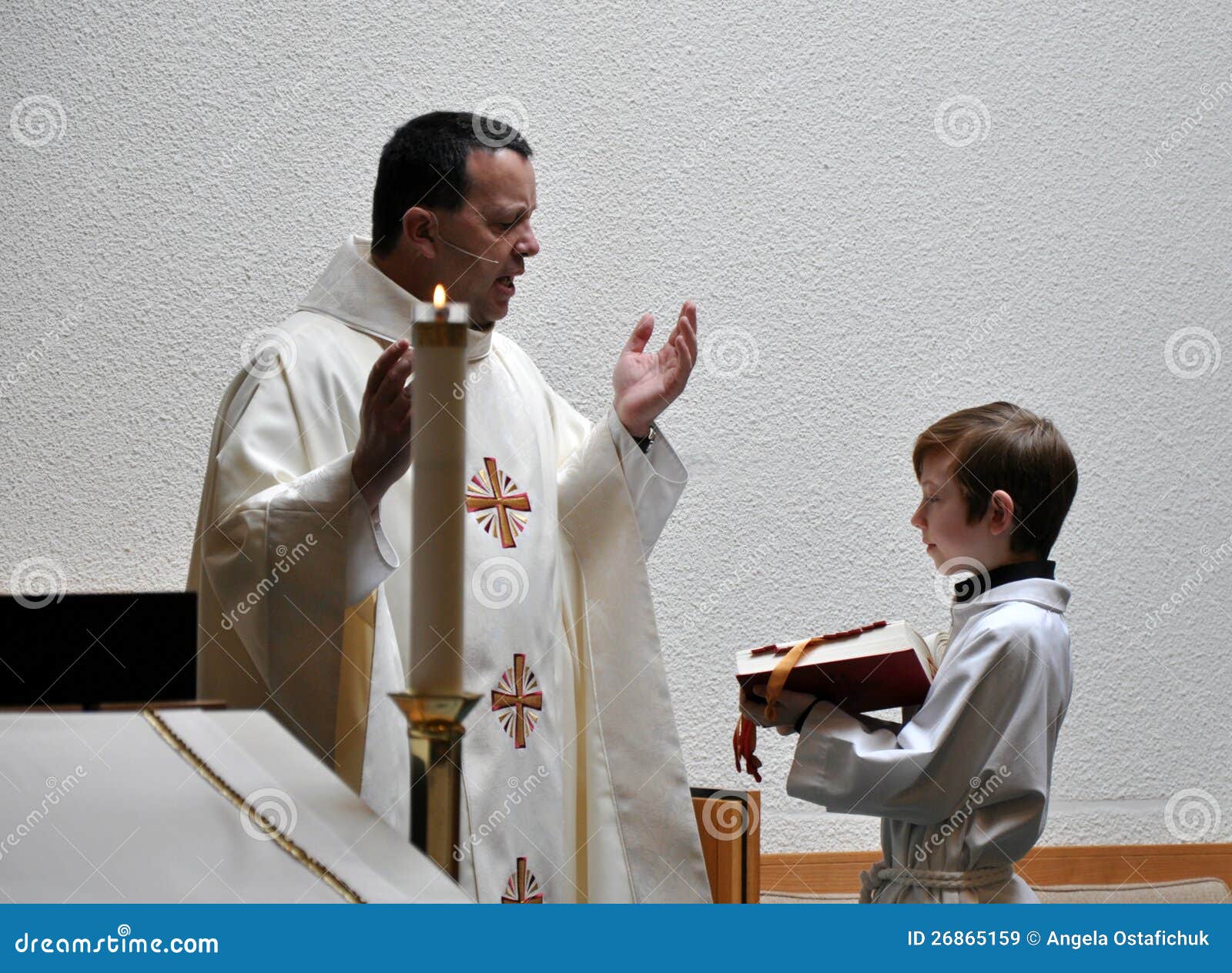 De Priester En Verandert Jongen Redactionele Stock Afbeelding - Image ...