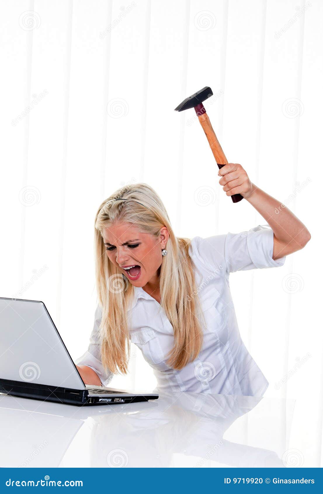 De Problemen Van De Computer Met Een Hamer En Laptop Stock Foto - Image ...