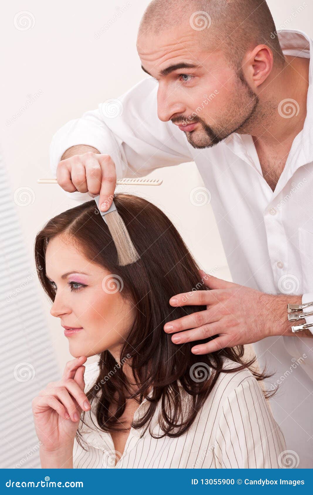 De Professionele Kapper Kiest De Kleur Van De Haarkleurstof Stock Foto ...