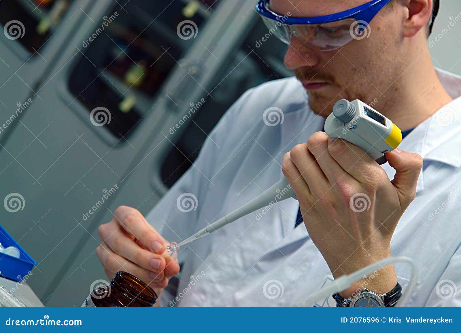 De Professor Van De Wetenschapper Het Experimenteren Stock Foto - Image ...