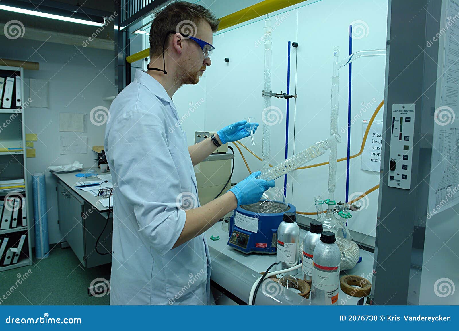 De Professor Van De Wetenschapper Het Experimenteren Stock Foto - Image ...