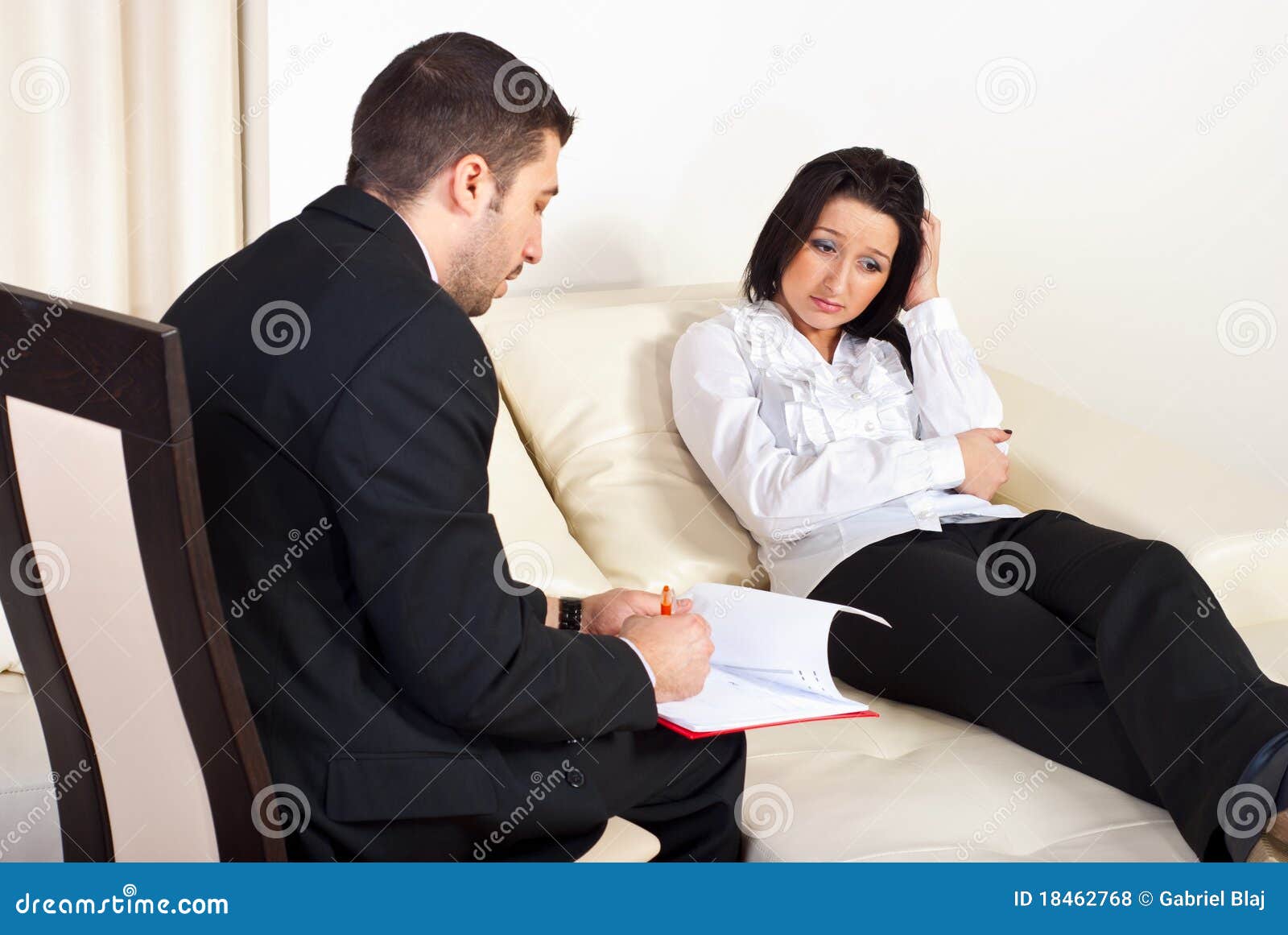 De Psychiater Helpt Gedeprimeerde Vrouwen Stock Foto - Image of ...