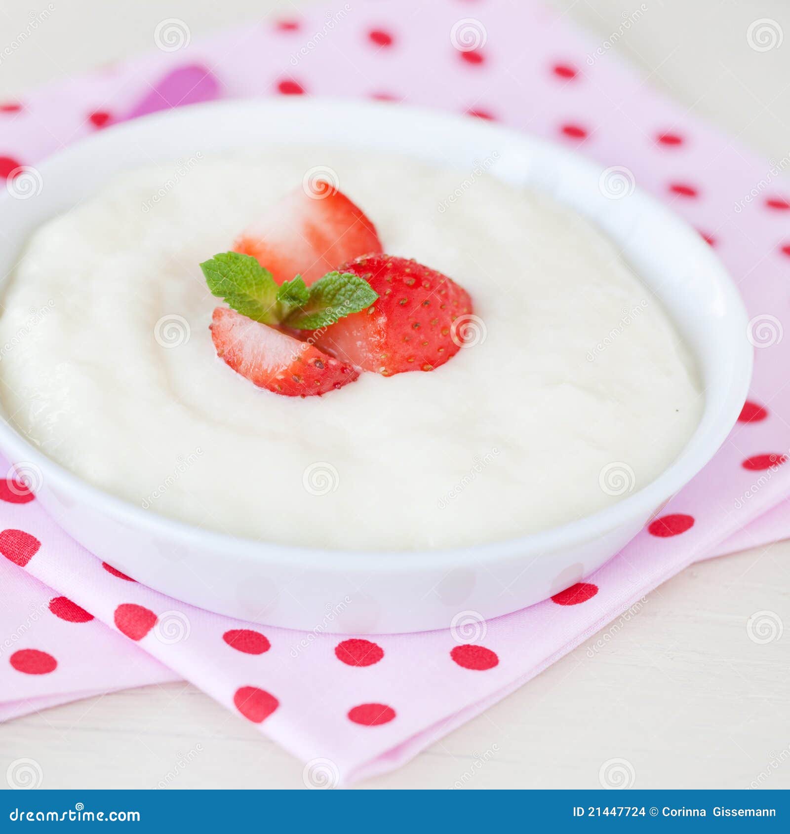 De Pudding Van Het Griesmeel Met Aardbeien Stock Foto - Image of ...