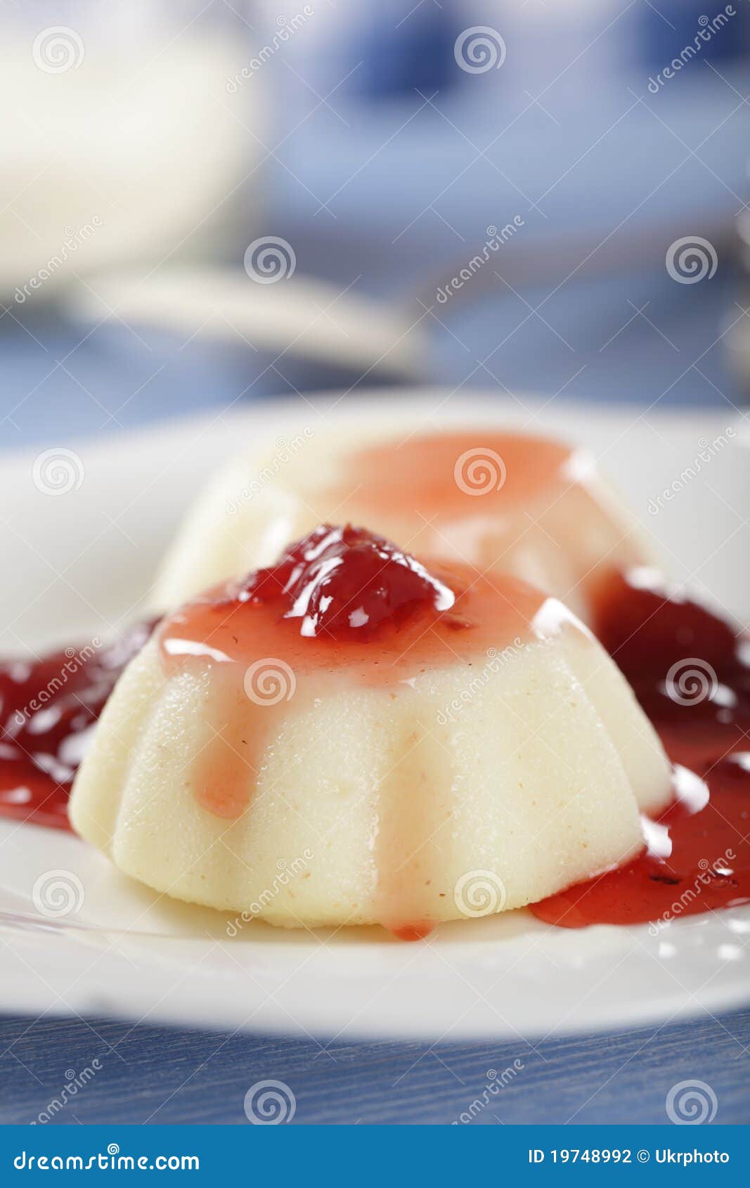 De Pudding Van Het Griesmeel Met Jam Stock Foto - Image of pudding ...