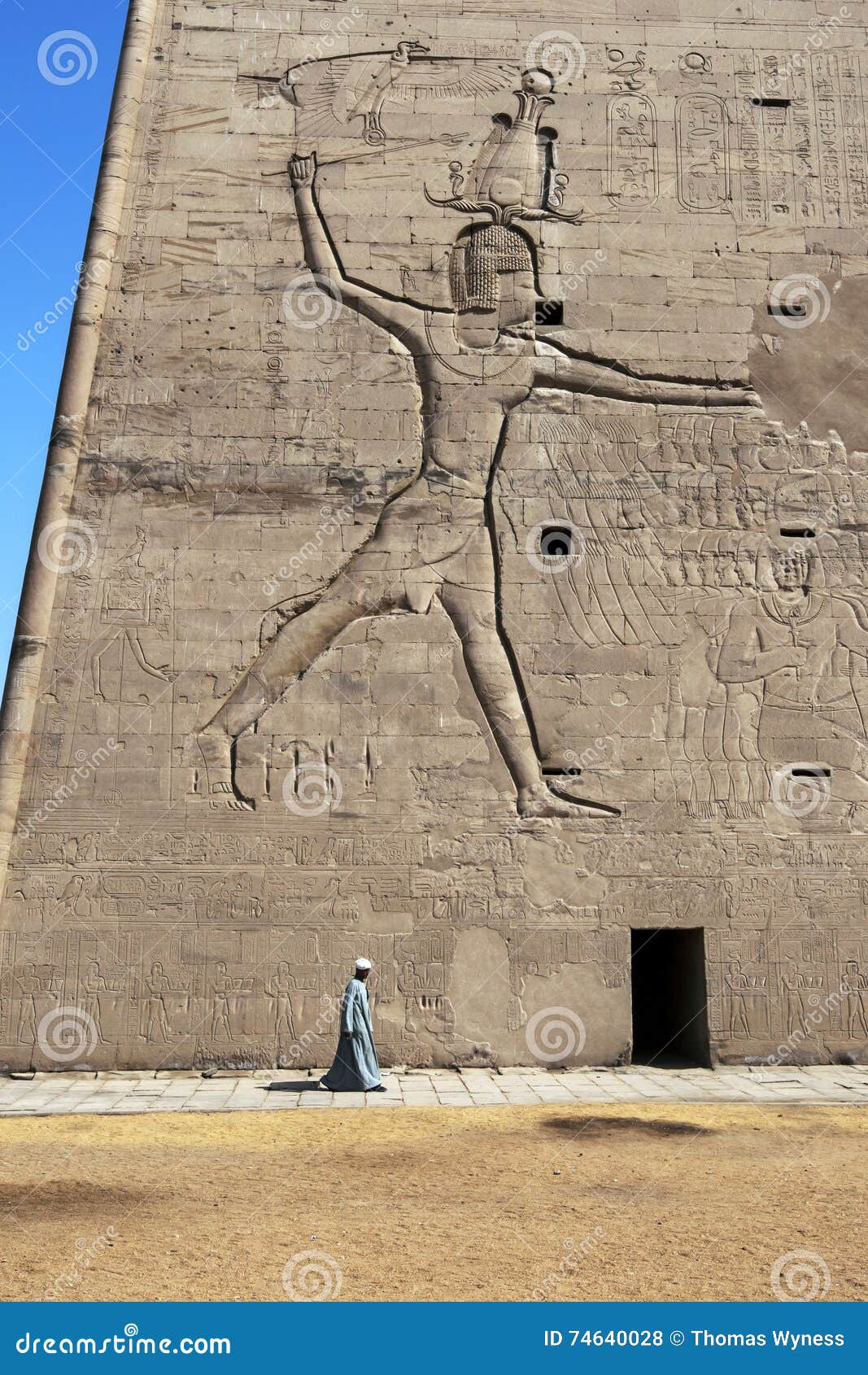 De Pyloon Bij De Tempel Van Horus in Edfu in Egypte Redactionele Stock ...