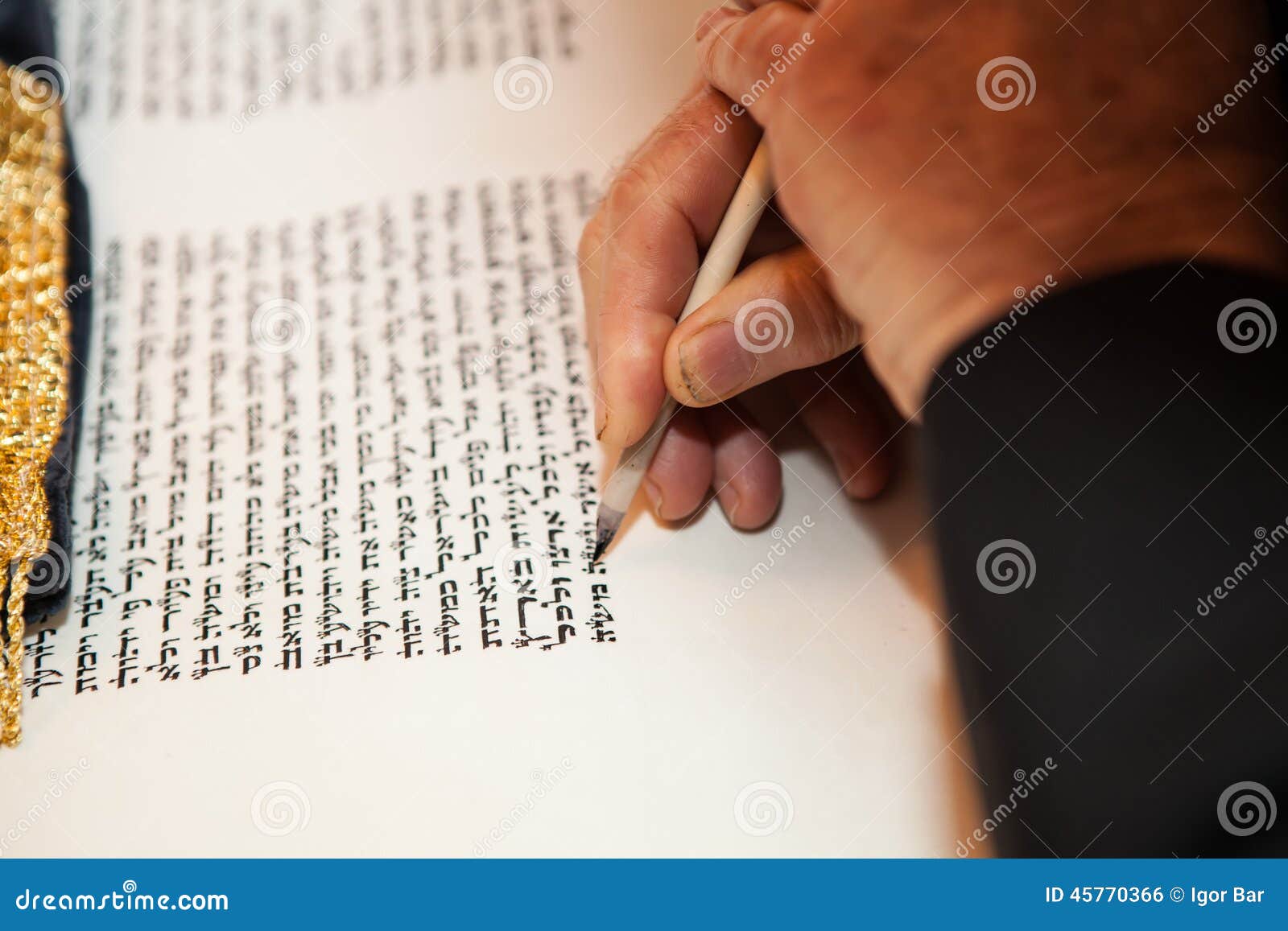 De Rabijn Schrijft Brief in De Torah-rol Stock Foto - Image of ...