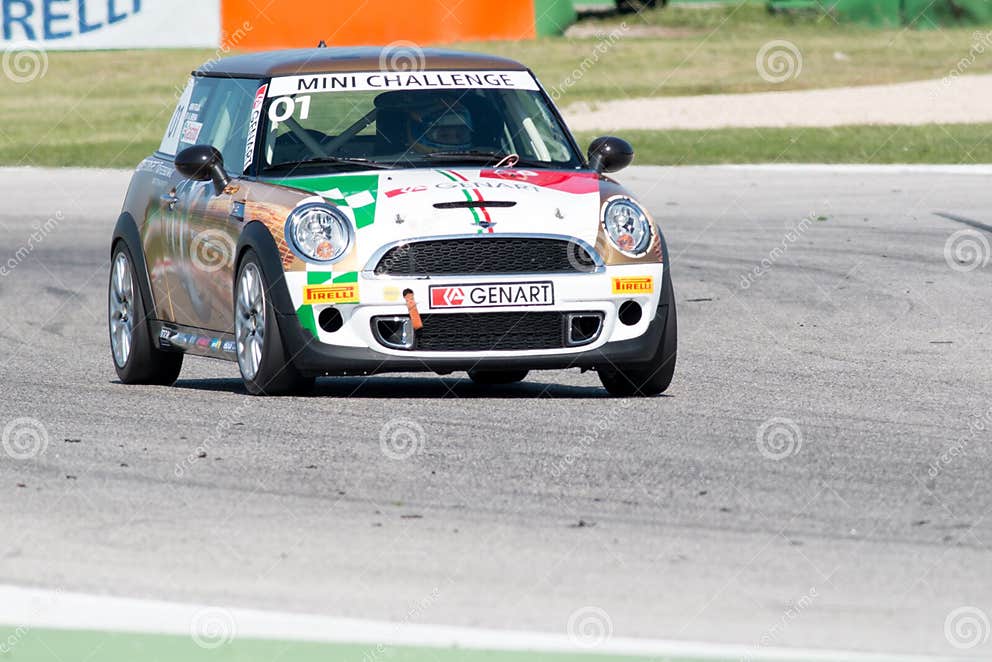 De Raceauto Van Mini Cooper S Sv31 Redactionele Fotografie - Image of ...