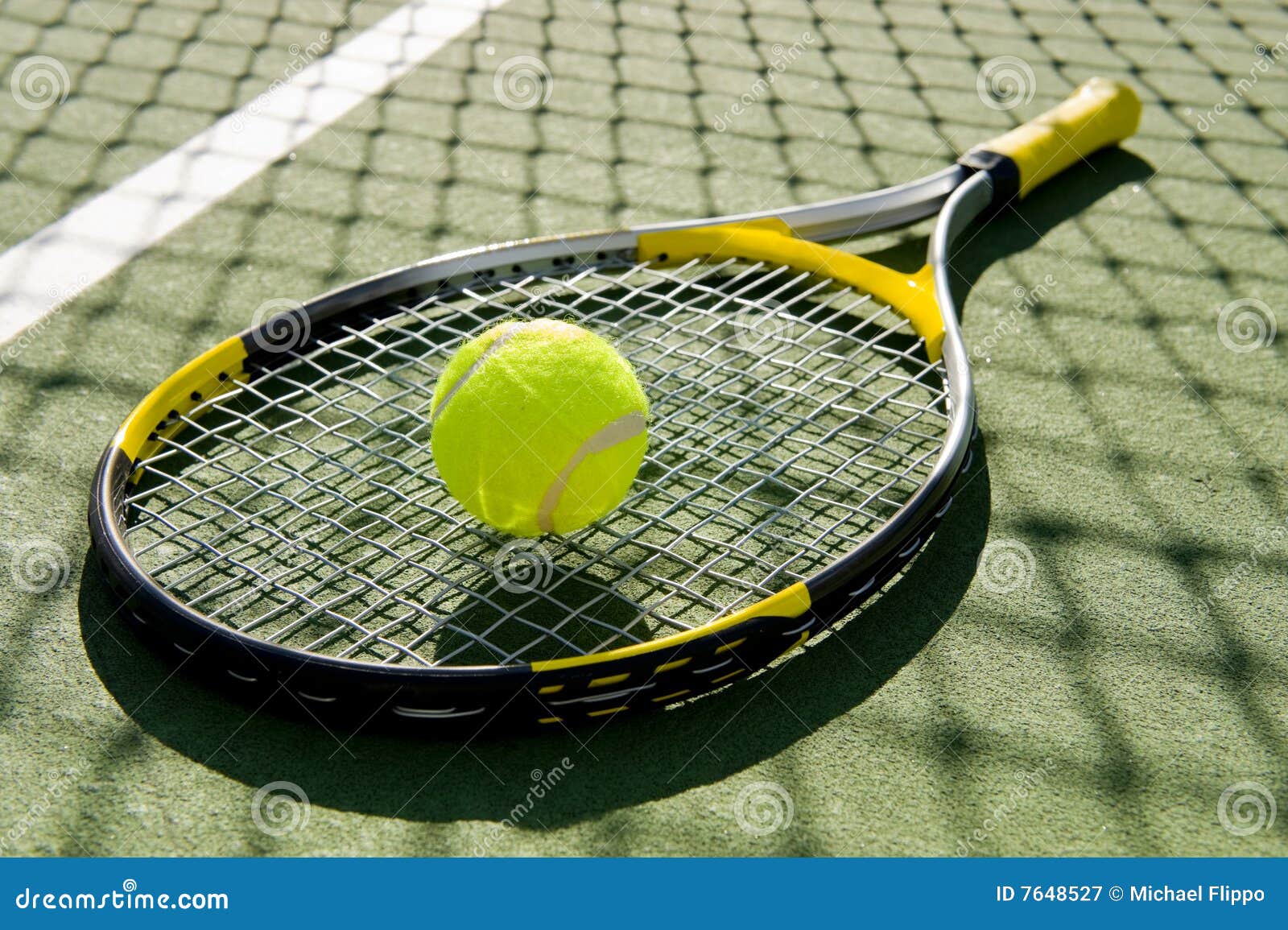 De Racket En De Bal Van Het Tennis Op Hof Stock Afbeelding Image Of