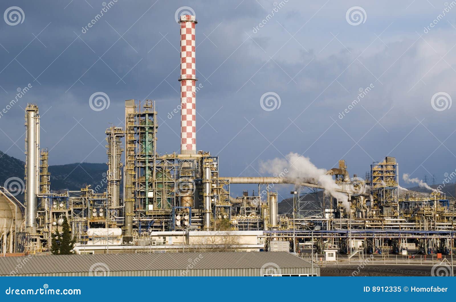 De Raffinaderij Van De Aardolie Stock Afbeelding - Image of zwaar, pijp ...