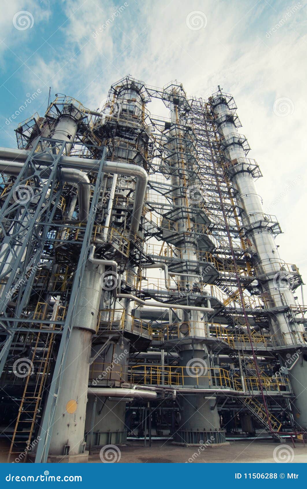 De Raffinaderij Van De Olie Stock Foto - Image of pijpen, fabriek: 11506288