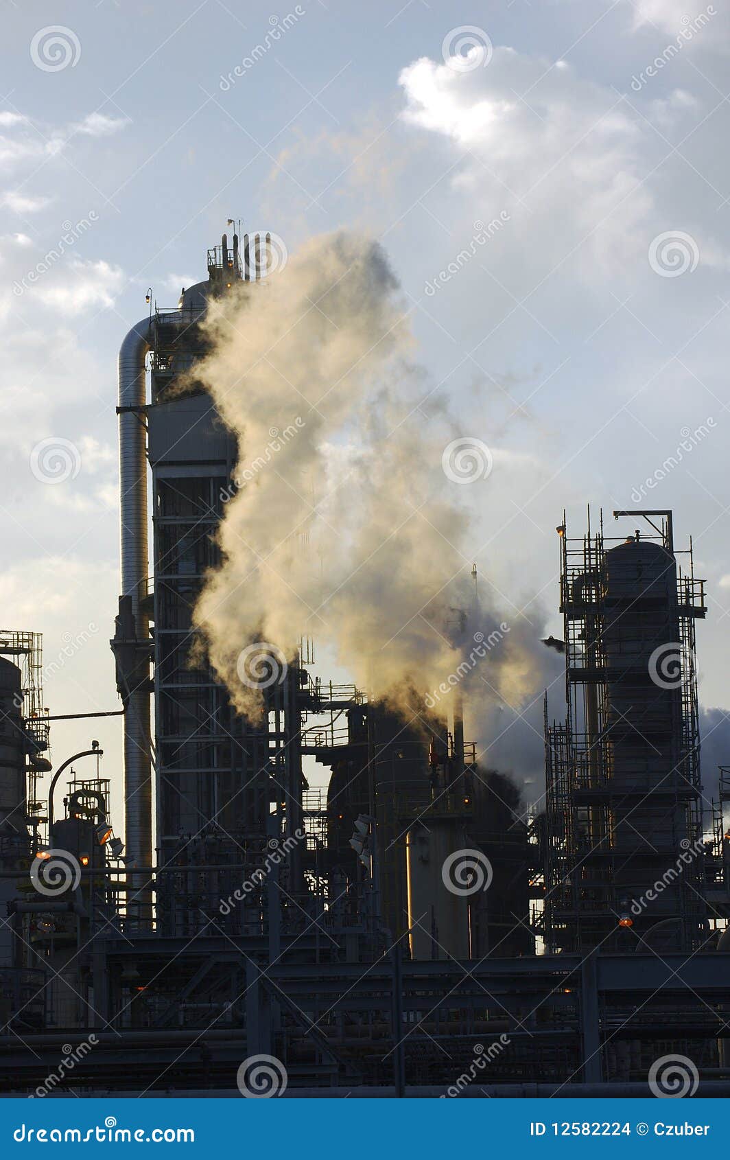 De Raffinaderij Van De Olie Stock Foto - Image of stapel, rook: 12582224