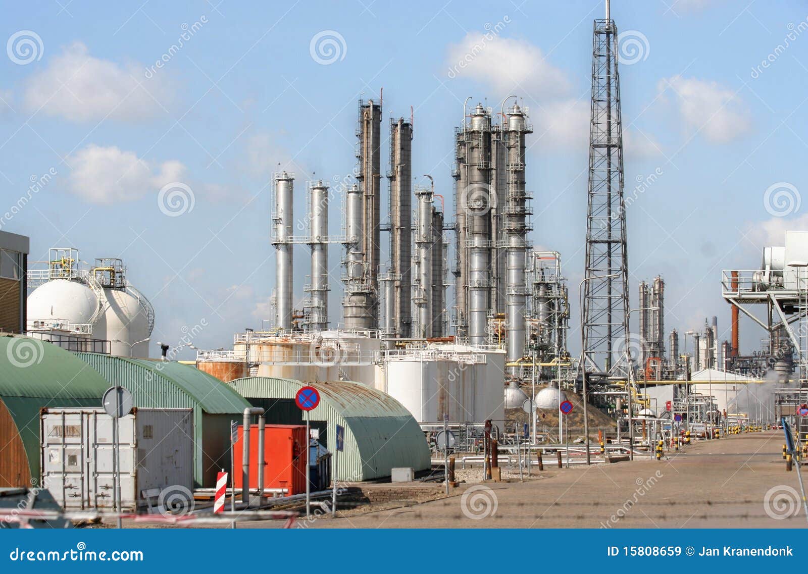 De Raffinaderij Van De Olie Stock Afbeelding - Image of distilleerderij ...