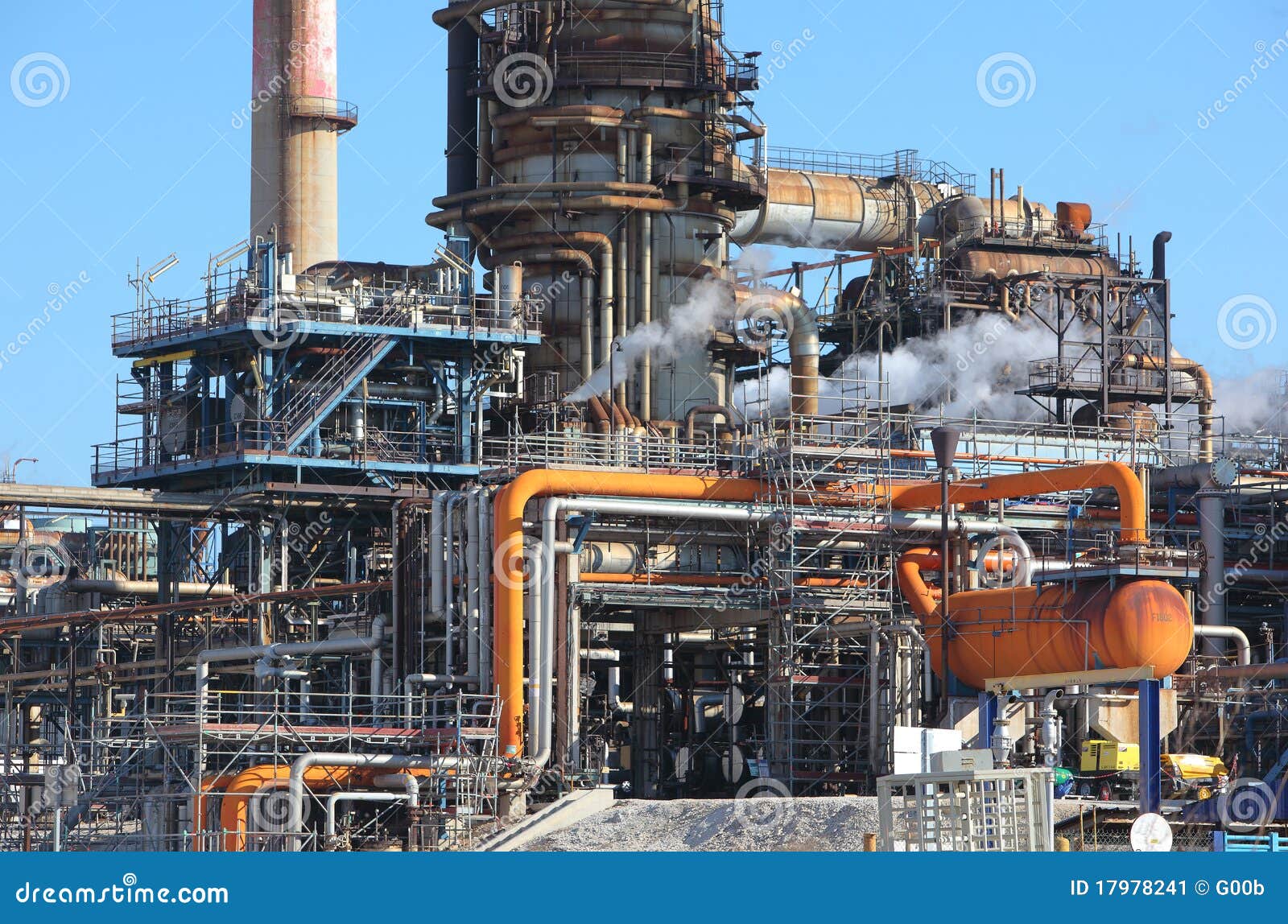 De Raffinaderij Van De Olie Stock Afbeelding - Image of toren ...