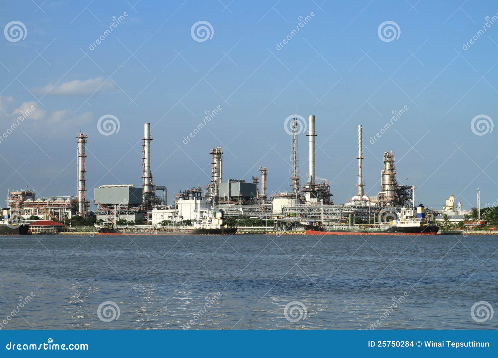 De Raffinaderij Van De Olie Stock Foto - Image of blauw, structuur ...