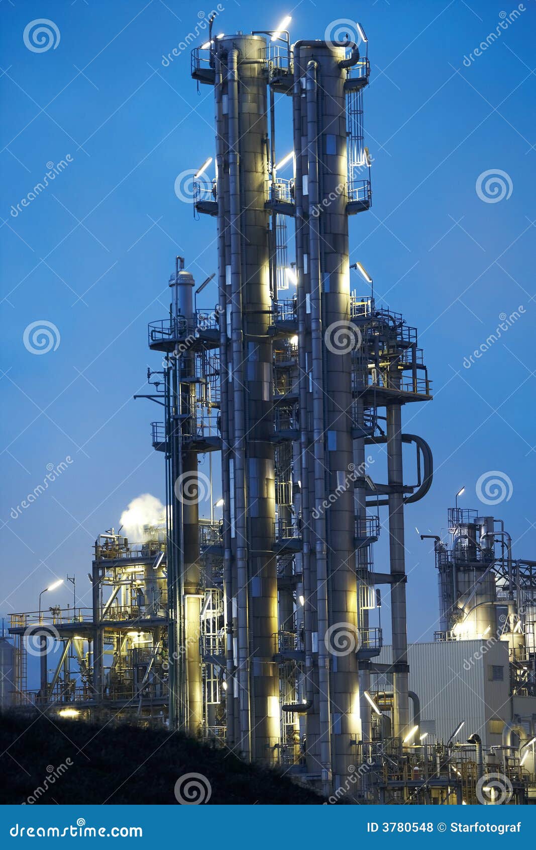 De Raffinaderij Van De Olie Stock Foto - Image of lichten, opwarming ...