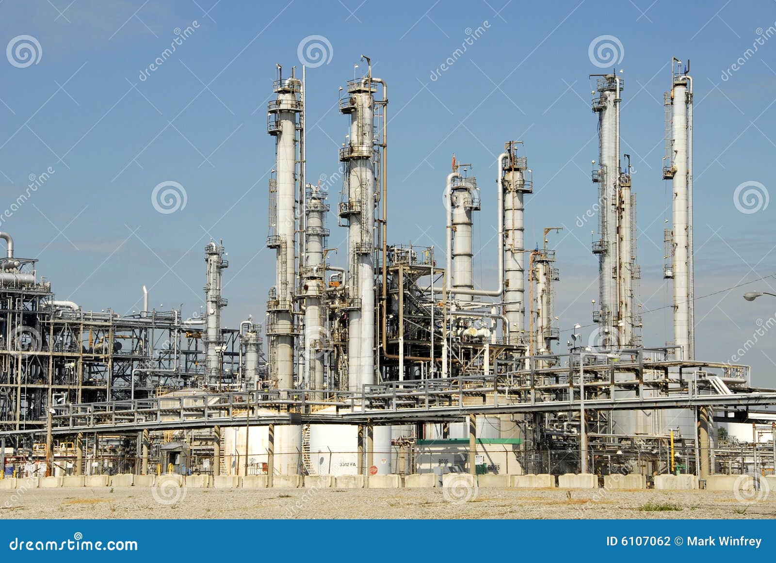 De Raffinaderij Van De Olie Stock Foto - Image of bouw, arbeider: 6107062