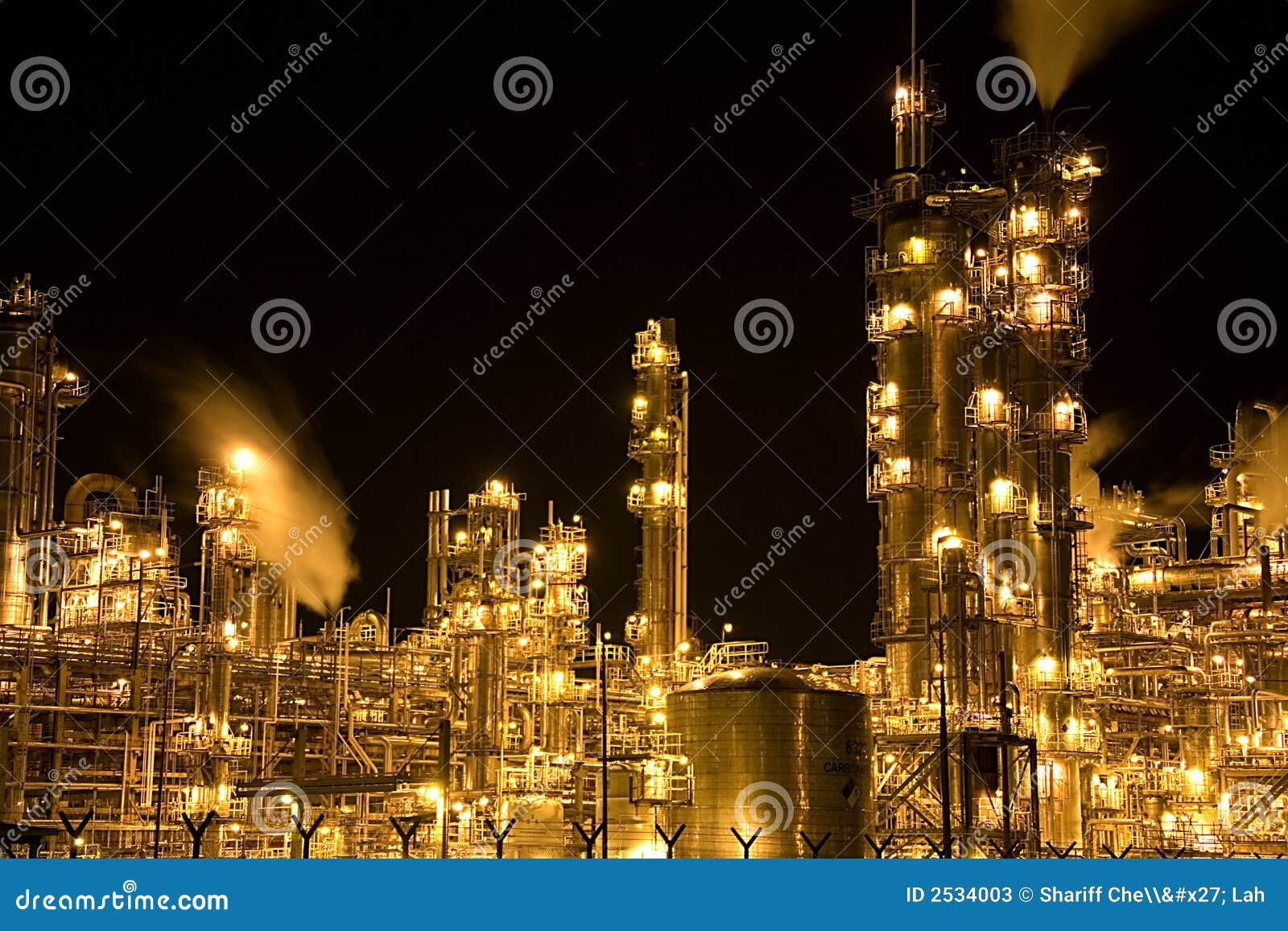 De Raffinaderij Van De Olie Bij Nacht Stock Afbeelding - Image of macht ...