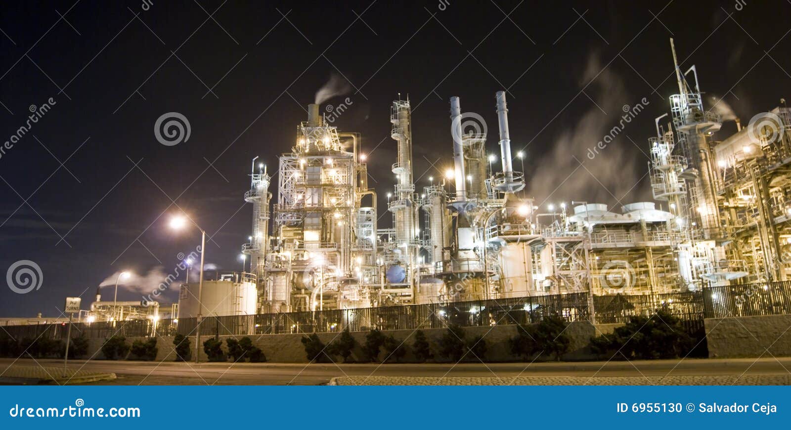 De Raffinaderij Van De Olie En De Industrie Stock Foto - Image of ...