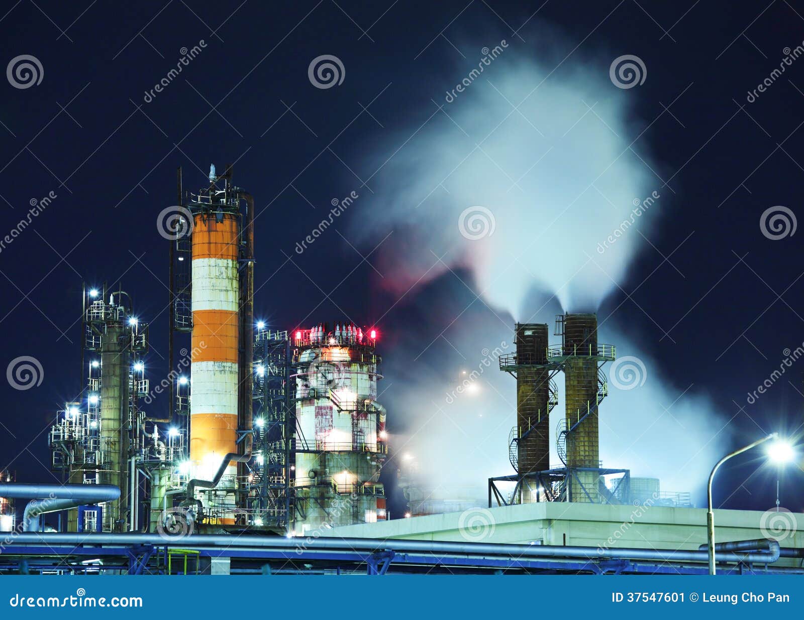 De Raffinaderij Van De Olie En Van Het Gas Stock Afbeelding - Image of ...