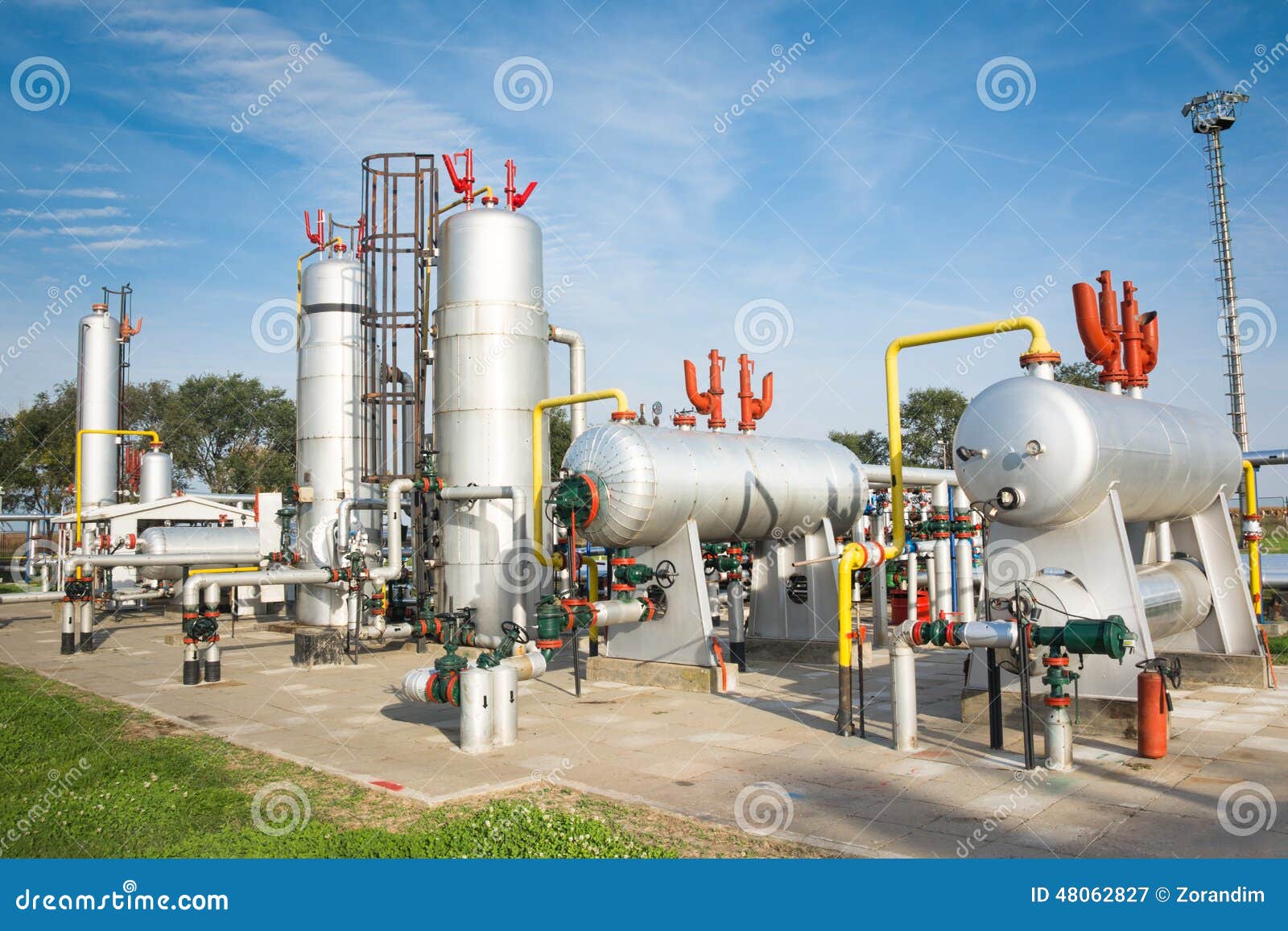 De Raffinaderij Van De Olie En Van Het Gas Stock Afbeelding - Image of ...