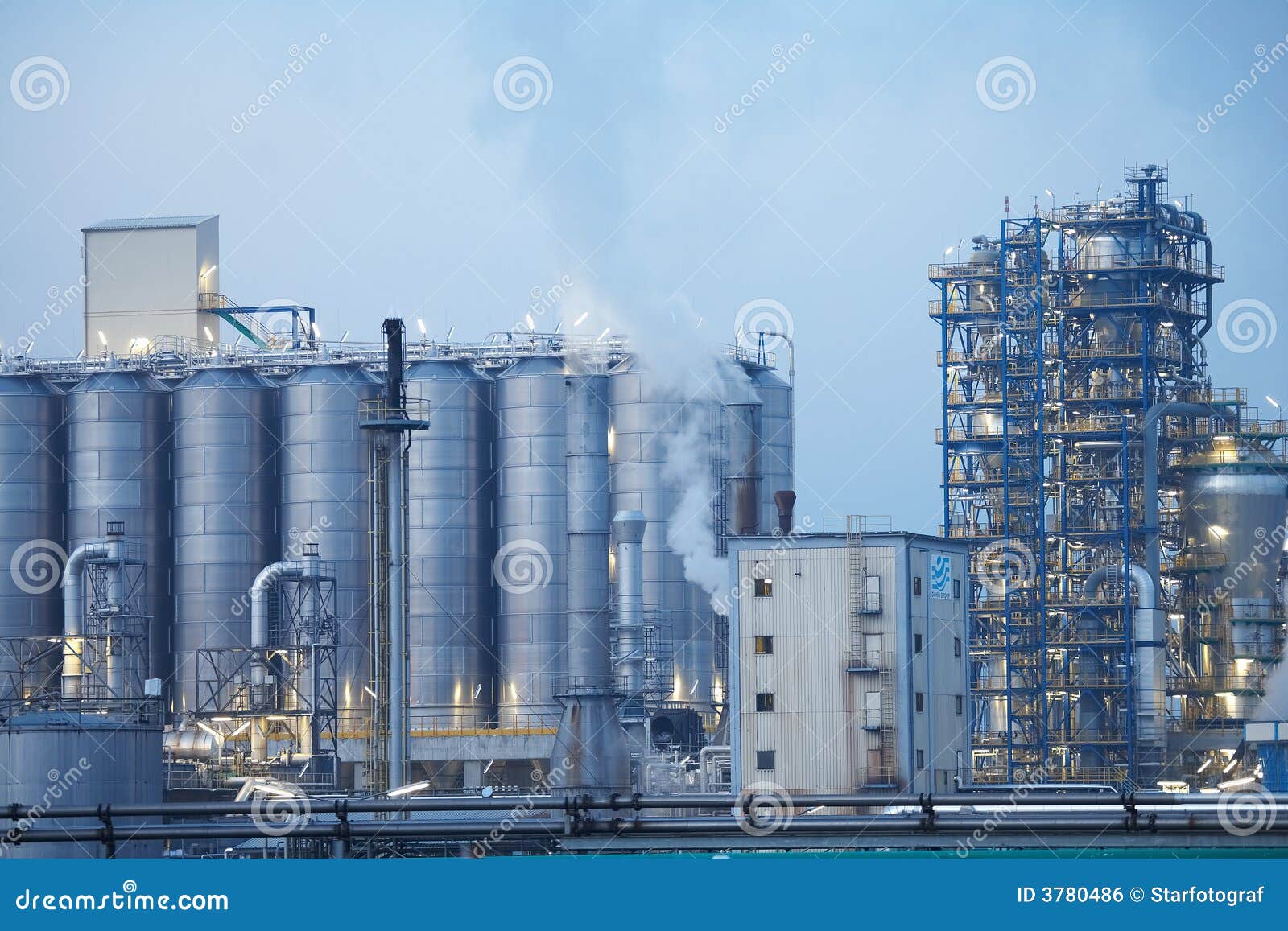 De Raffinaderij Van De Olie Met Buizen Stock Foto - Image of klimaat ...