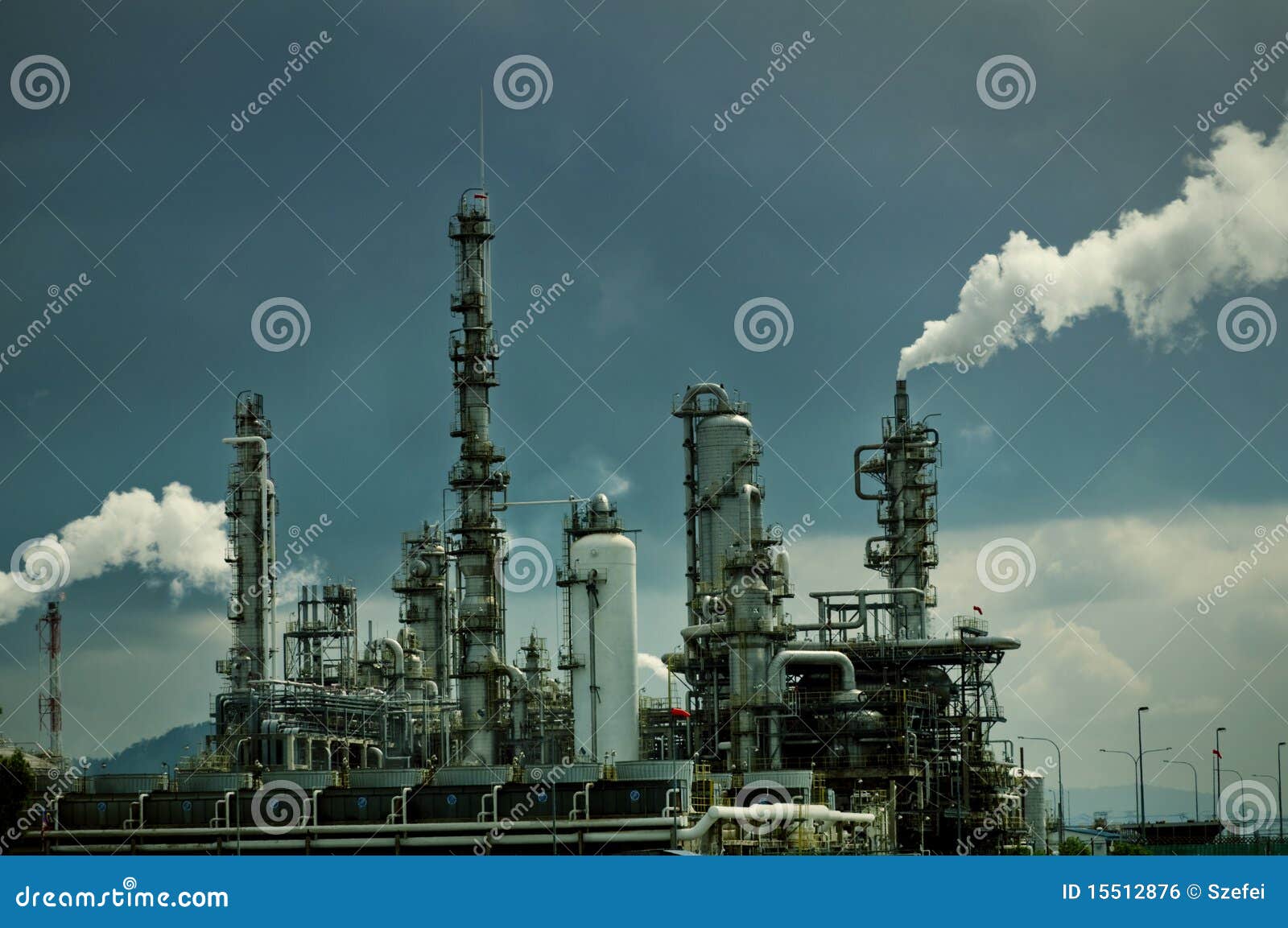 De Raffinaderij Van De Olie Met Rook Stock Foto - Image of schoorsteen ...